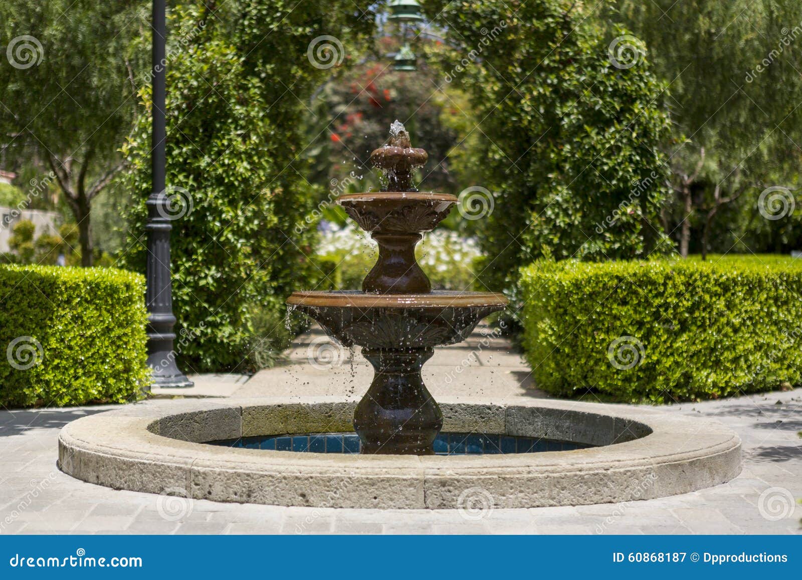 Fontein in de tuin stock afbeelding. Image of tuin, hemel - 60868187