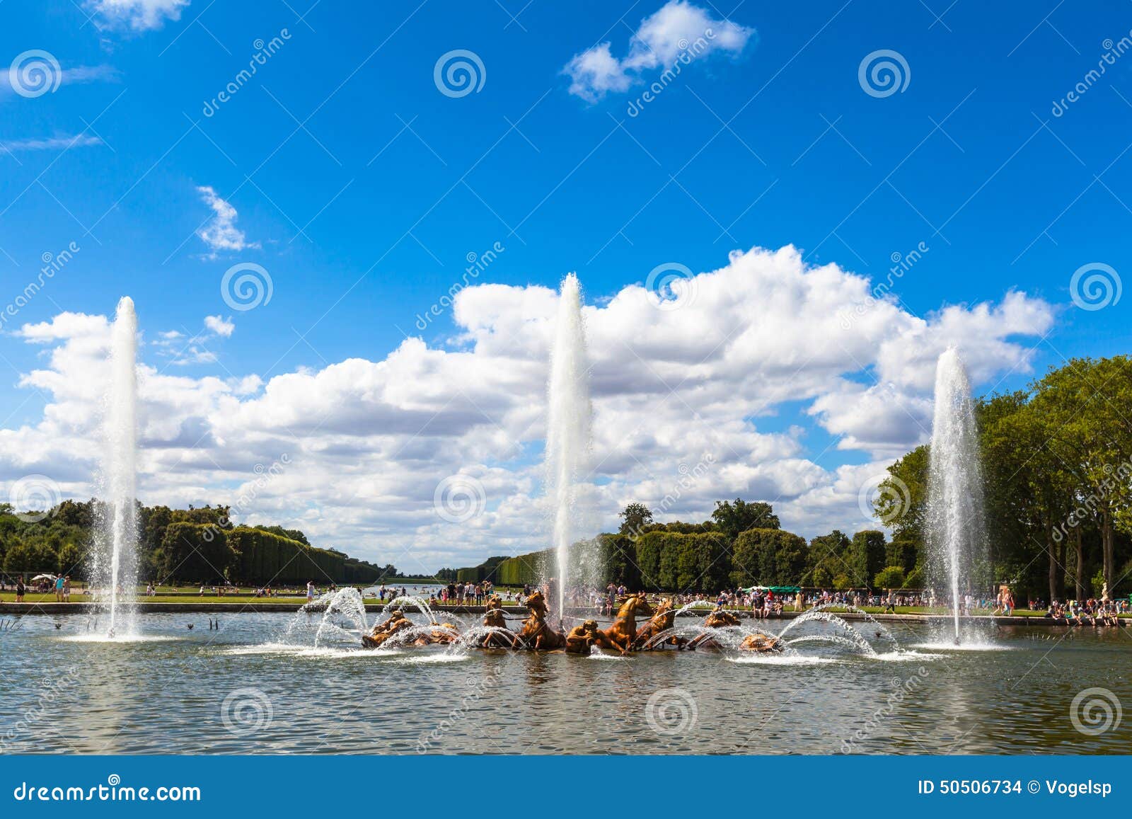 Fontein in De Tuin Achter Het Paleis Van Versailles Redactionele Stock Afbeelding - Image of ...