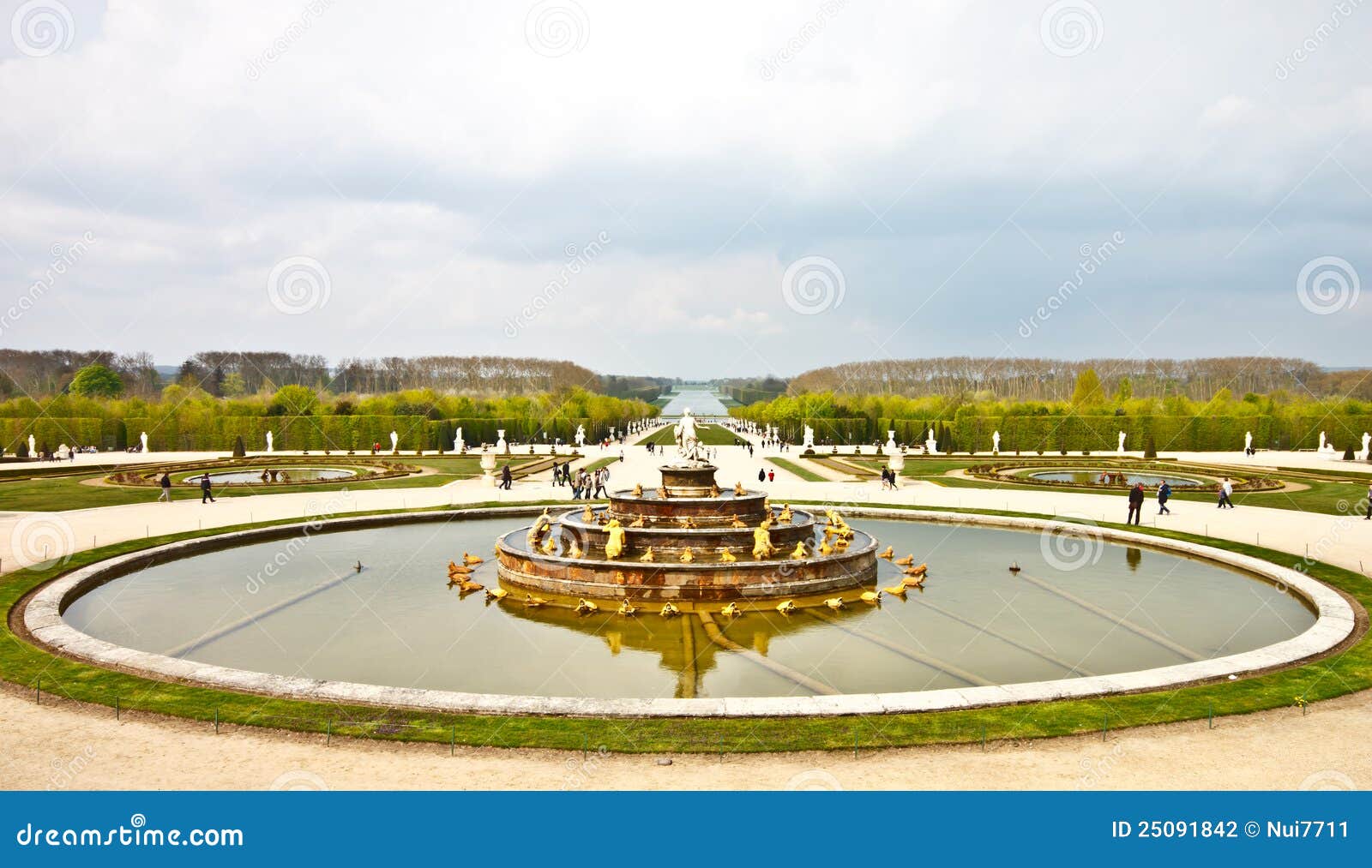 Fontein in De Tuin Van Het Paleis Van Versailles Stock Foto - Image of kasteel, park: 25091842