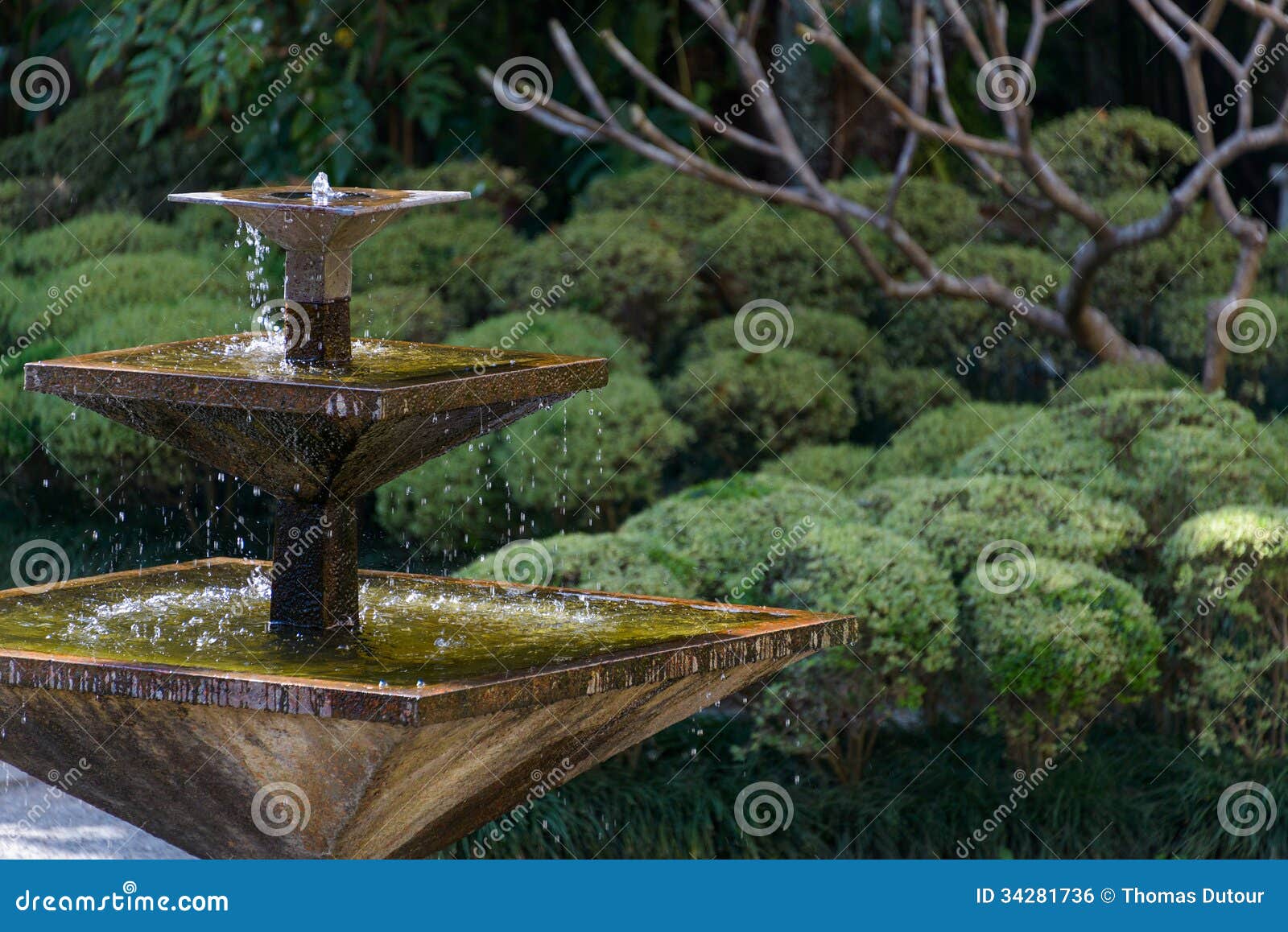 Fontein in een tuin stock foto. Image of buiten, fontein - 34281736