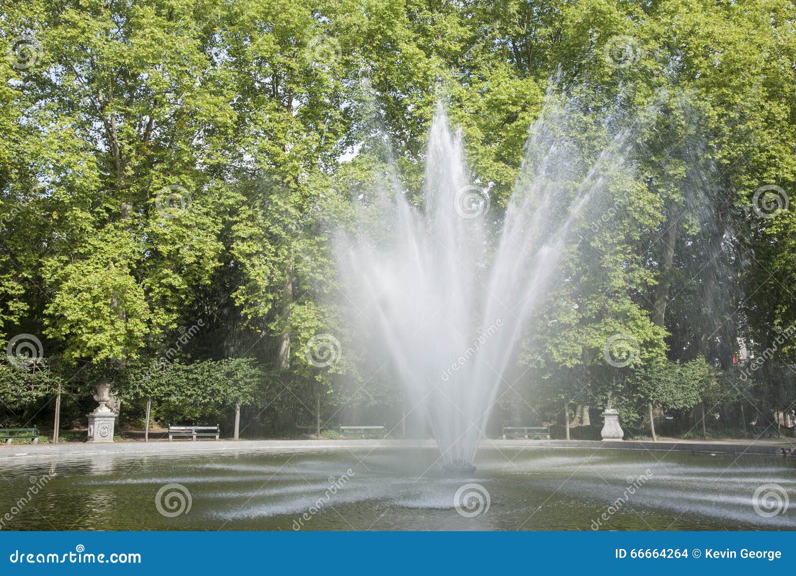 Fontein in Het Park Van Brussel - Parc DE Brussel - Warandepark Stock ...