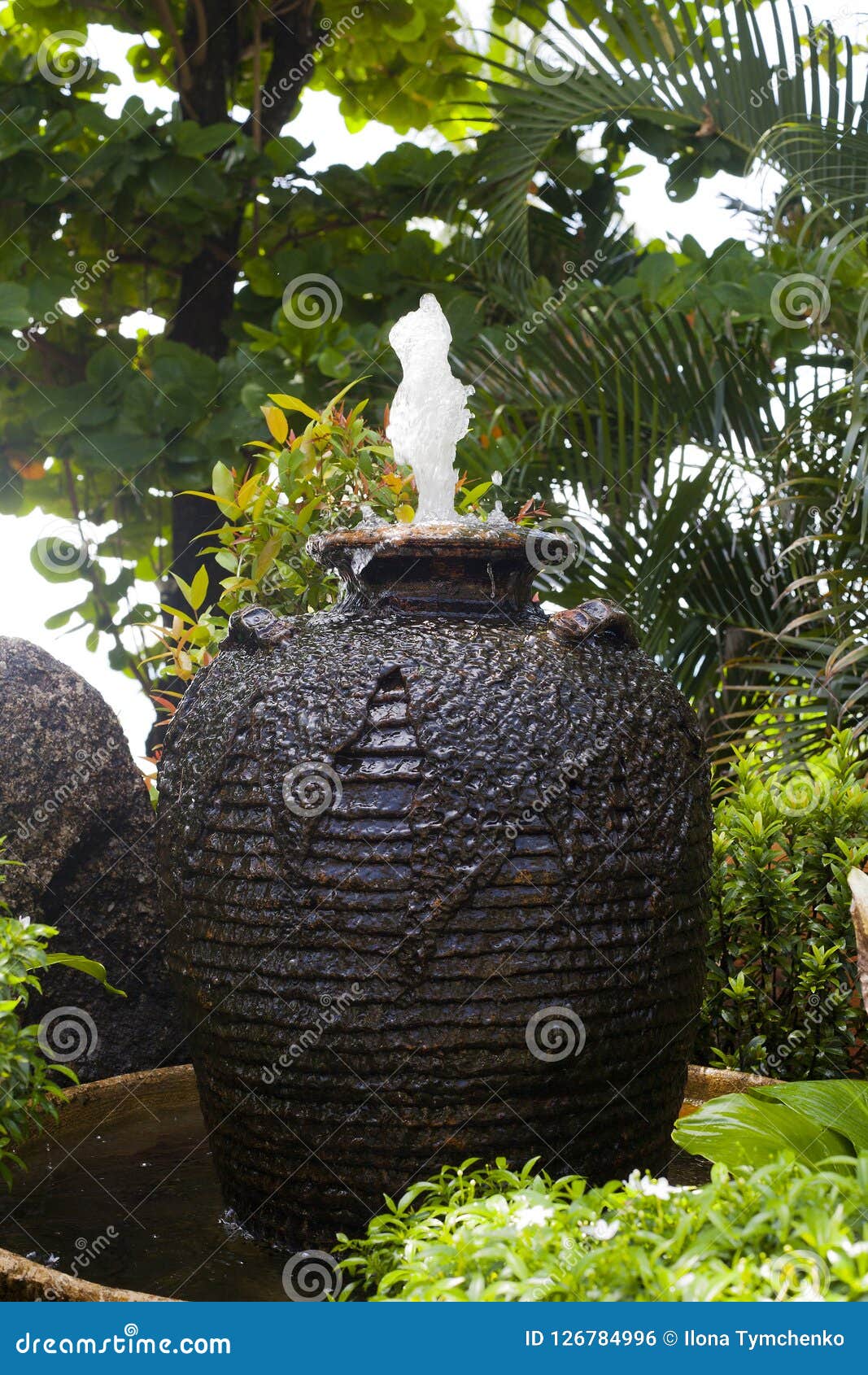 Fontein Met Water in Vorm Van Amfora in Tuin Stock Foto - Image of park ...