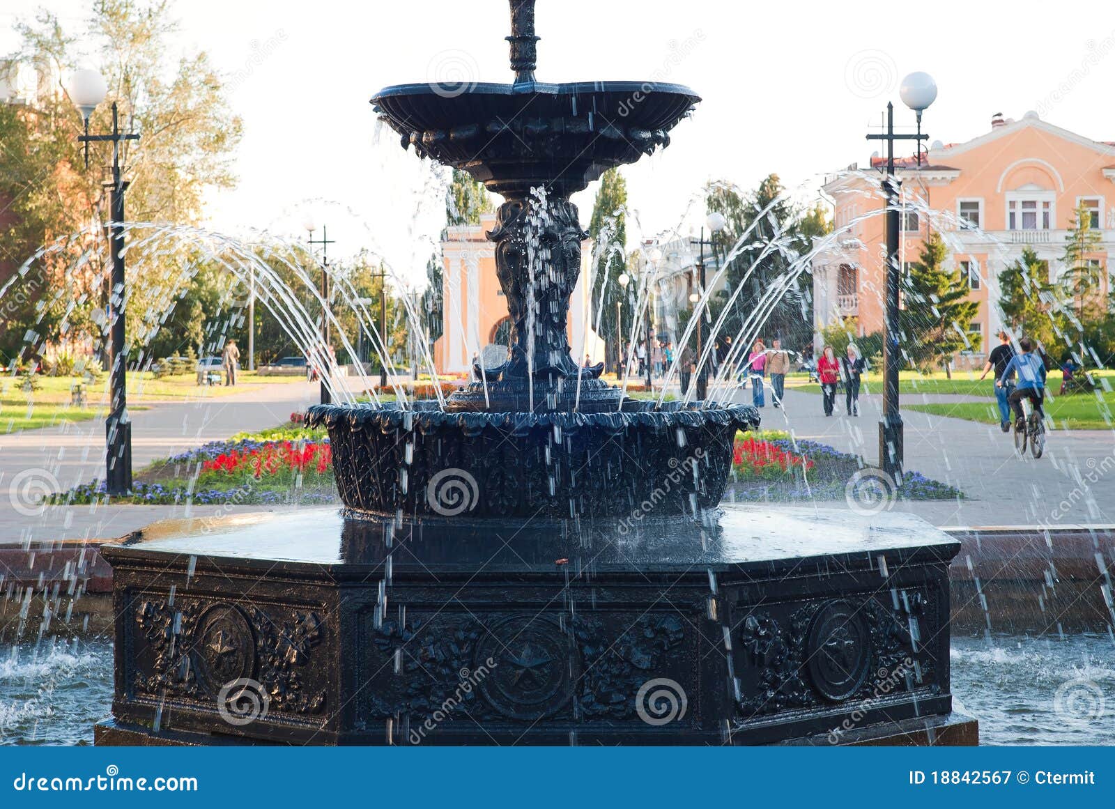 Fontein in park stock afbeelding. Image of groen, zwart - 18842567