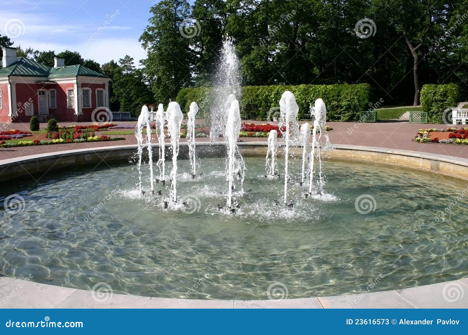 Fontein in park stock afbeelding. Image of bloembed, architectuur ...