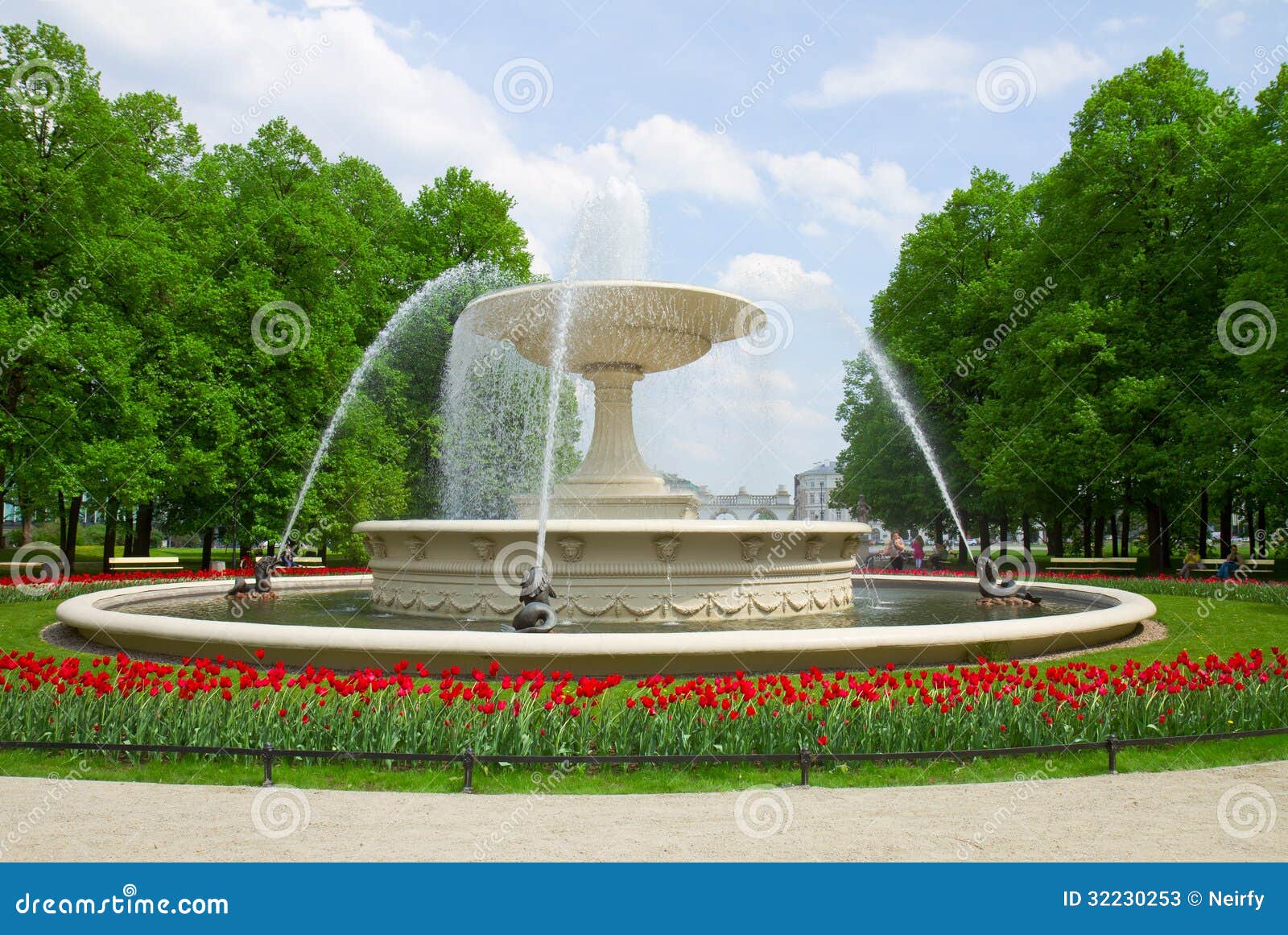 Fontein in Park, Warshau, Polen Stock Afbeelding - Image of historisch ...