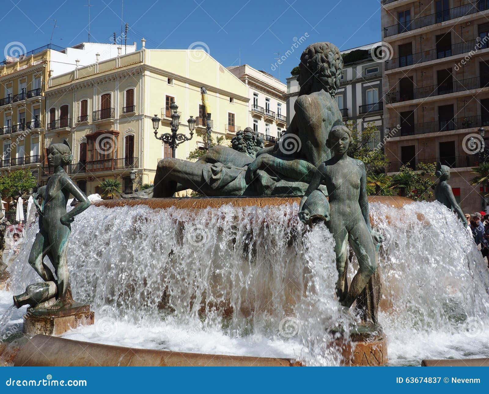 Fontein in Valencia, Spanje Redactionele Fotografie - Image of ...