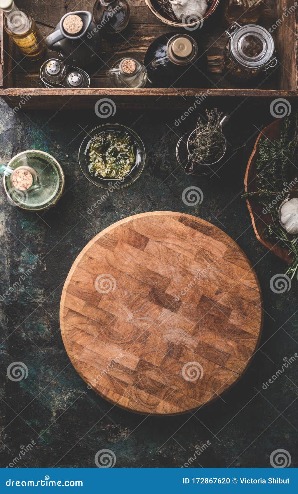 Food Background with Round Circle Cutting Board on Dark Rustic ...