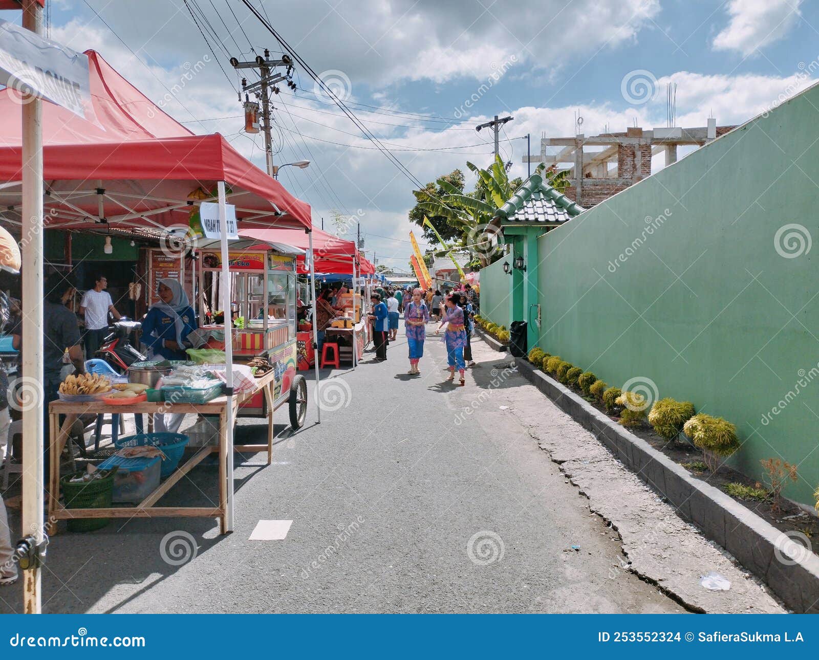 Female Dancers And Gatabera Players Prepare To Participate In The Esala ...