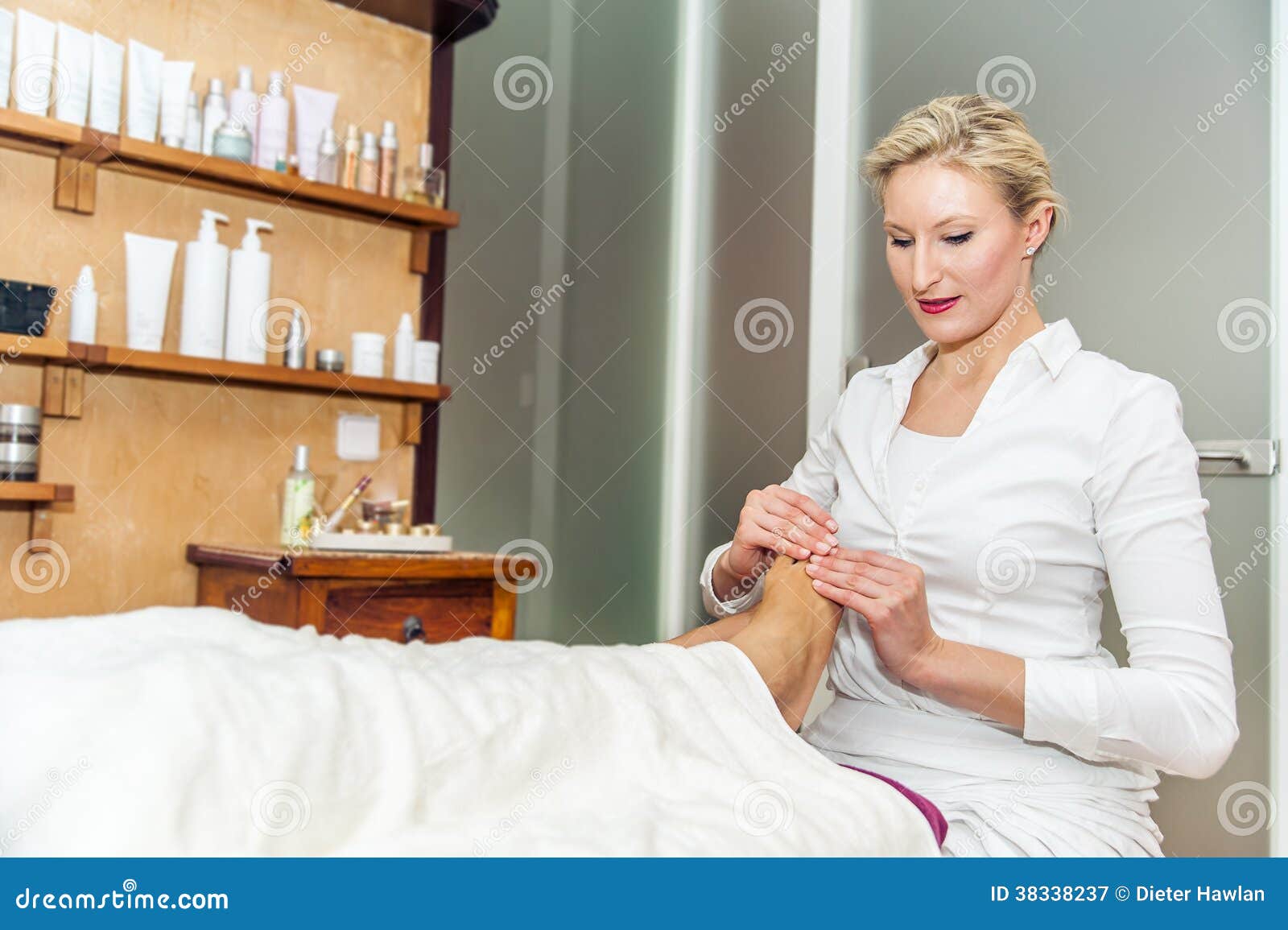 Foot Massage in a Spa Salon Stock Image - Image of blonde, therapist ...