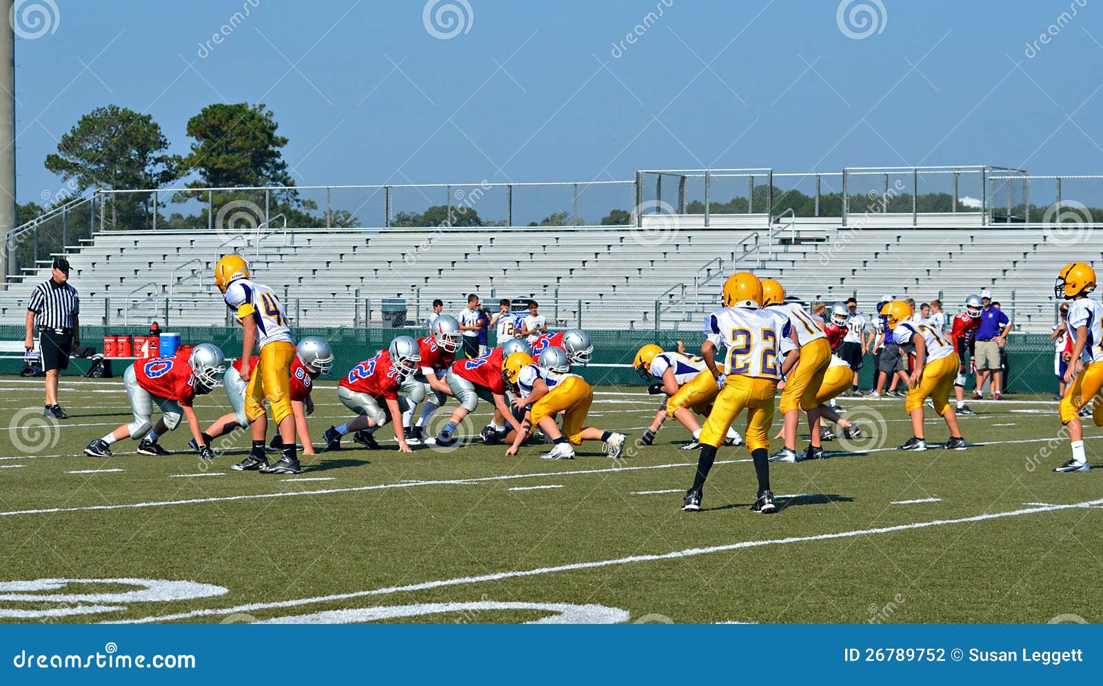 Football Teams at the Line editorial photography. Image of blocking ...