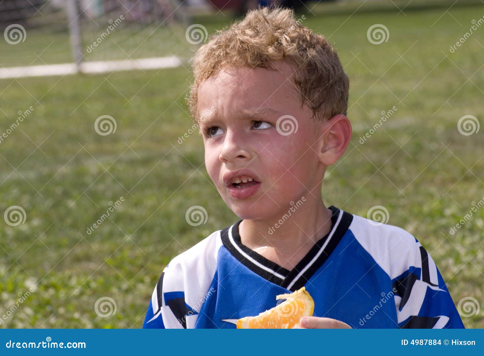 Footballeur en sueur photo stock. Image du jersey, gens - 4987884