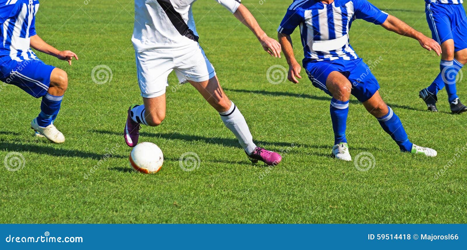Footballeurs dans l'action photo stock. Image du événement - 59514418