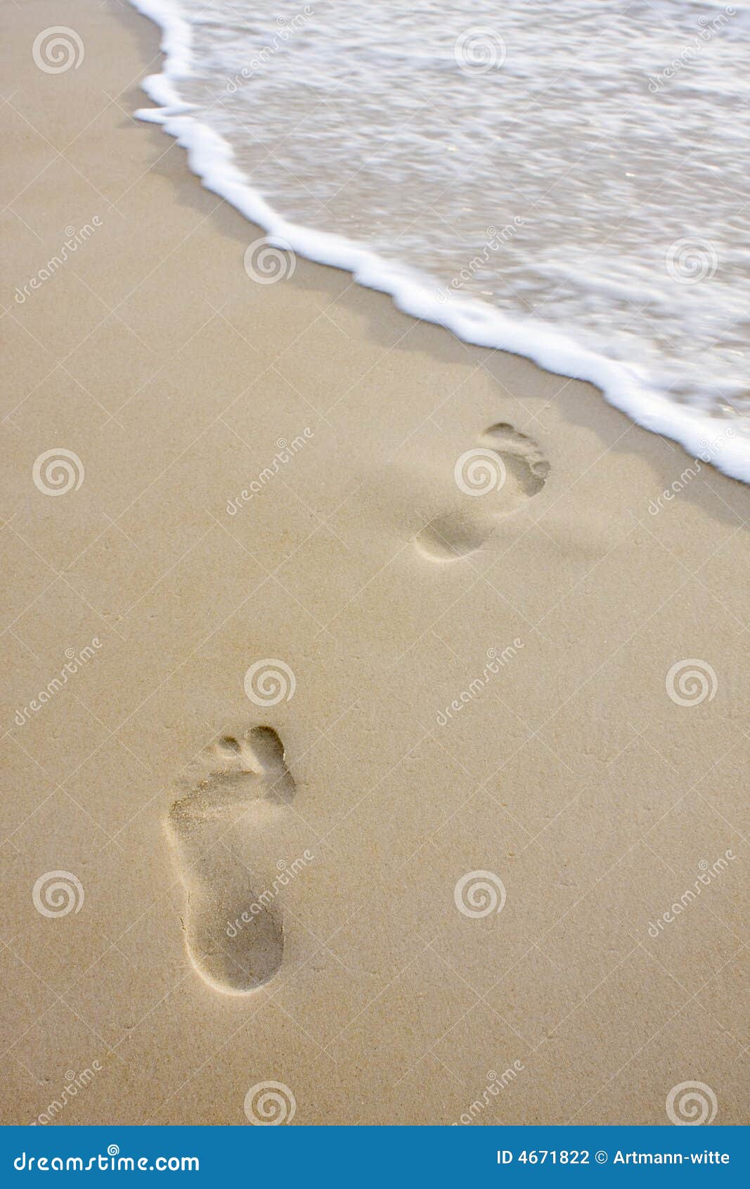 Footprints on Beach and Wave Stock Photo - Image of relax, ocean: 4671822