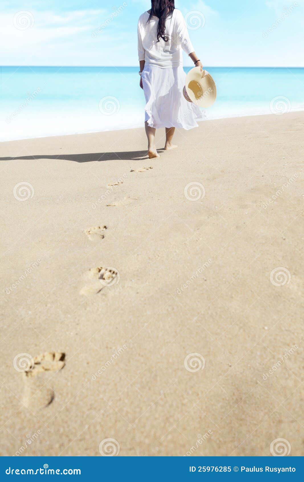 Footprints of Female on Beach Stock Image - Image of foot, nature: 25976285