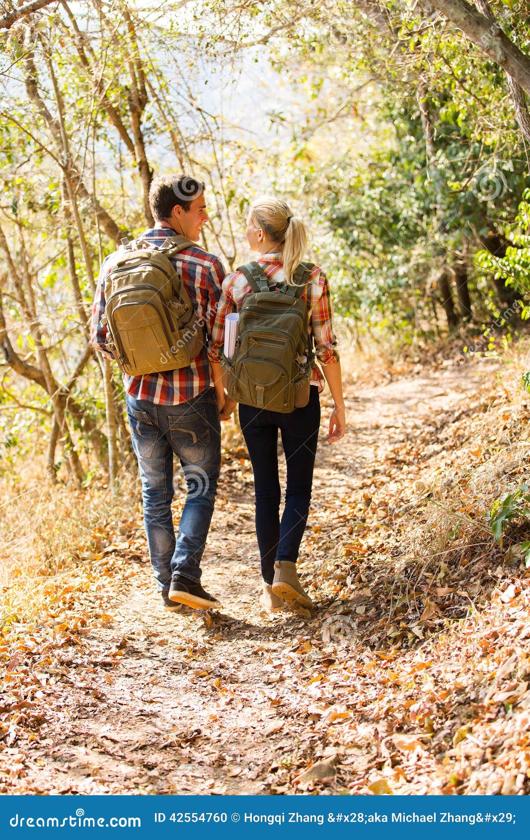Forêt De Marche D'automne De Couples Photo stock - Image du hausse ...