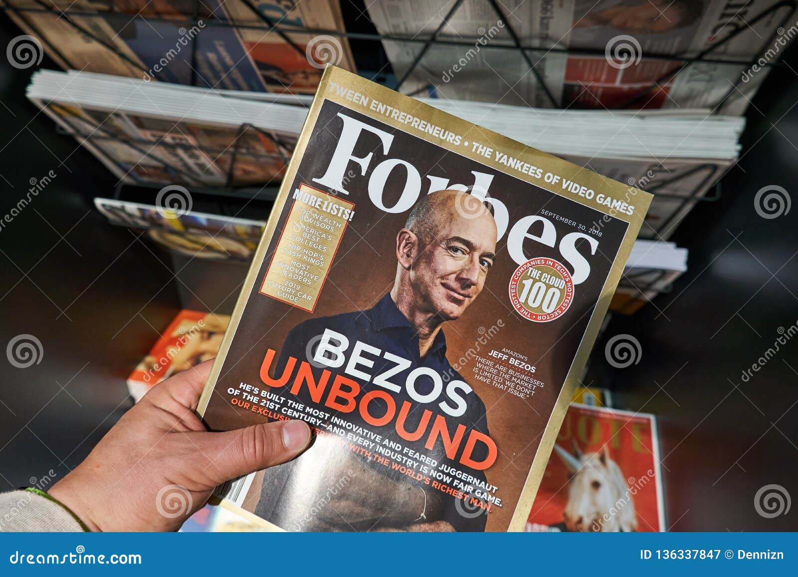 Forbes Magazine Com Jeff Bezos Fotografia Editorial - Imagem de ...