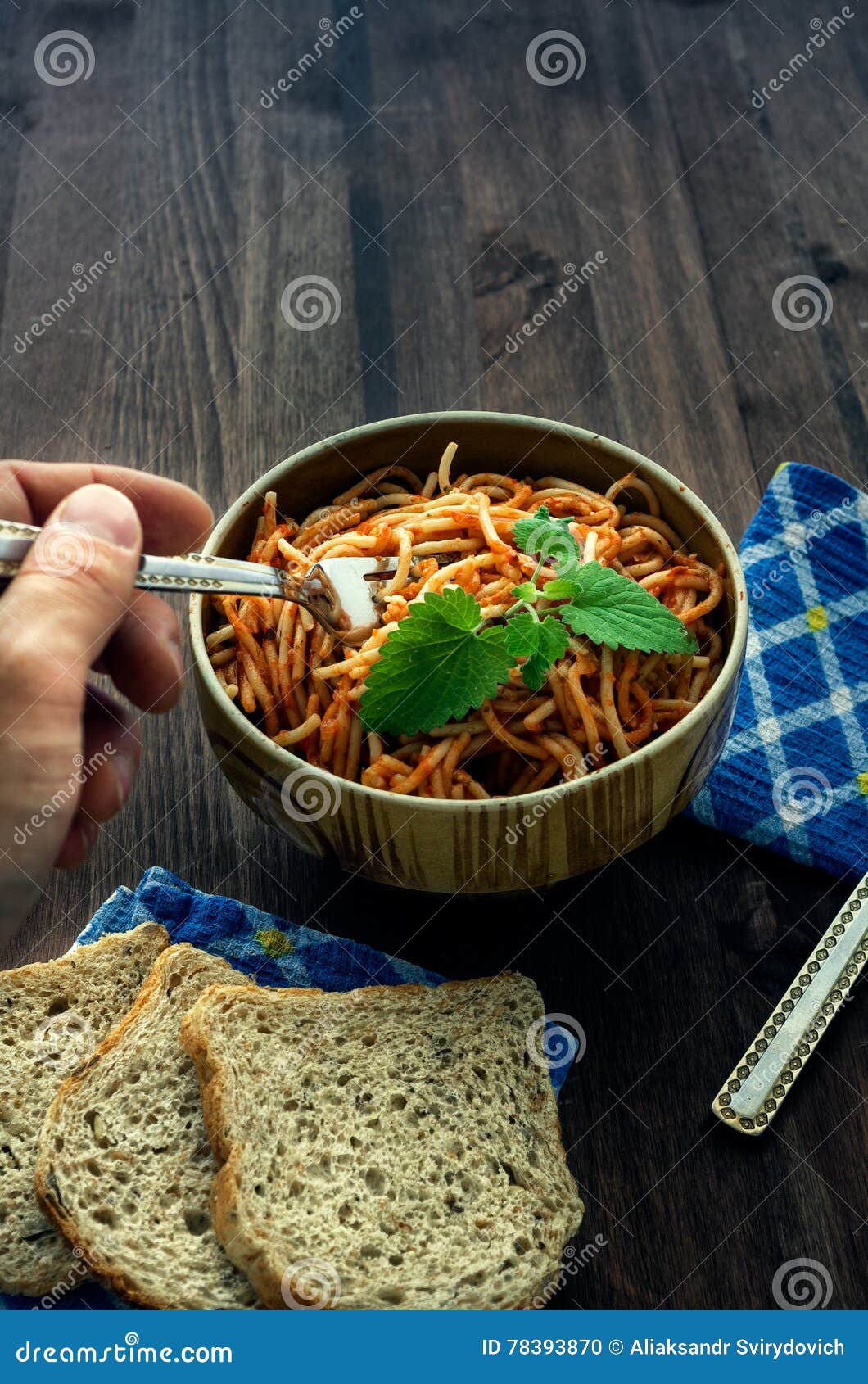 Forcella Della Tenuta Della Mano Con Pasta Fotografia Stock - Immagine ...