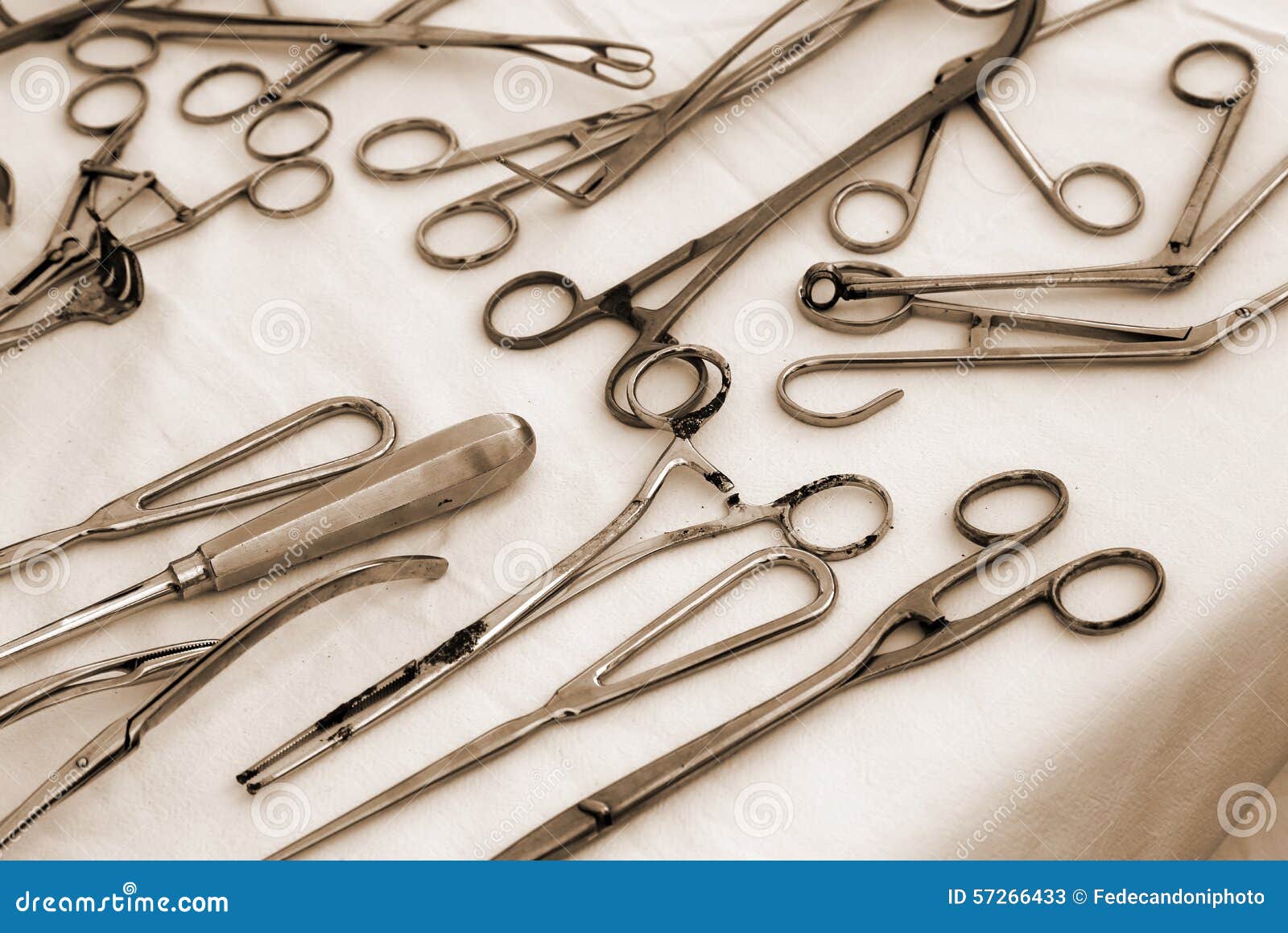 Forcepsschaar En Andere Oude Medische Instrumenten Stock Afbeelding ...