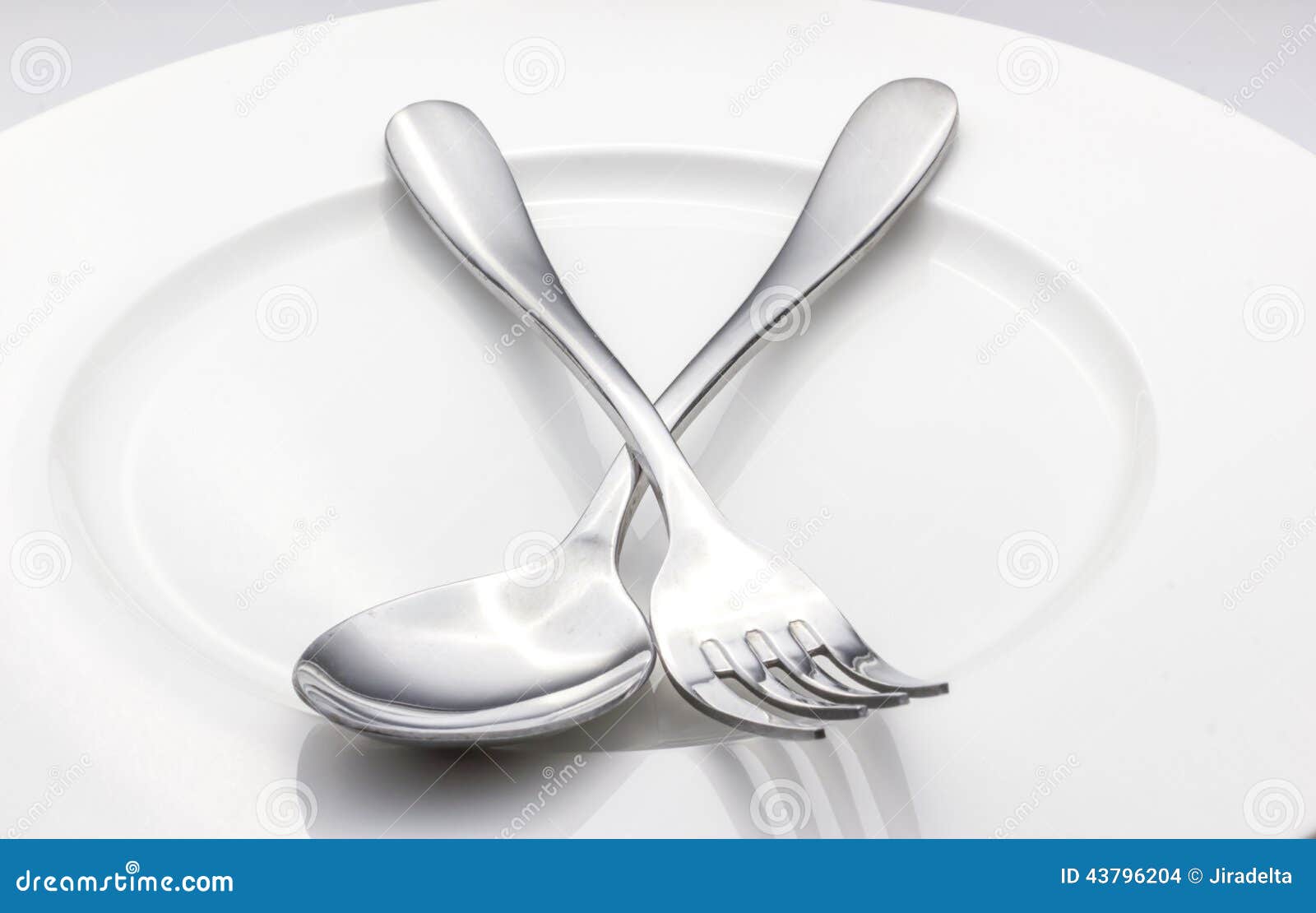 Forchetta E Cucchiaio Sul Piatto Bianco Fotografia Stock - Immagine di ...