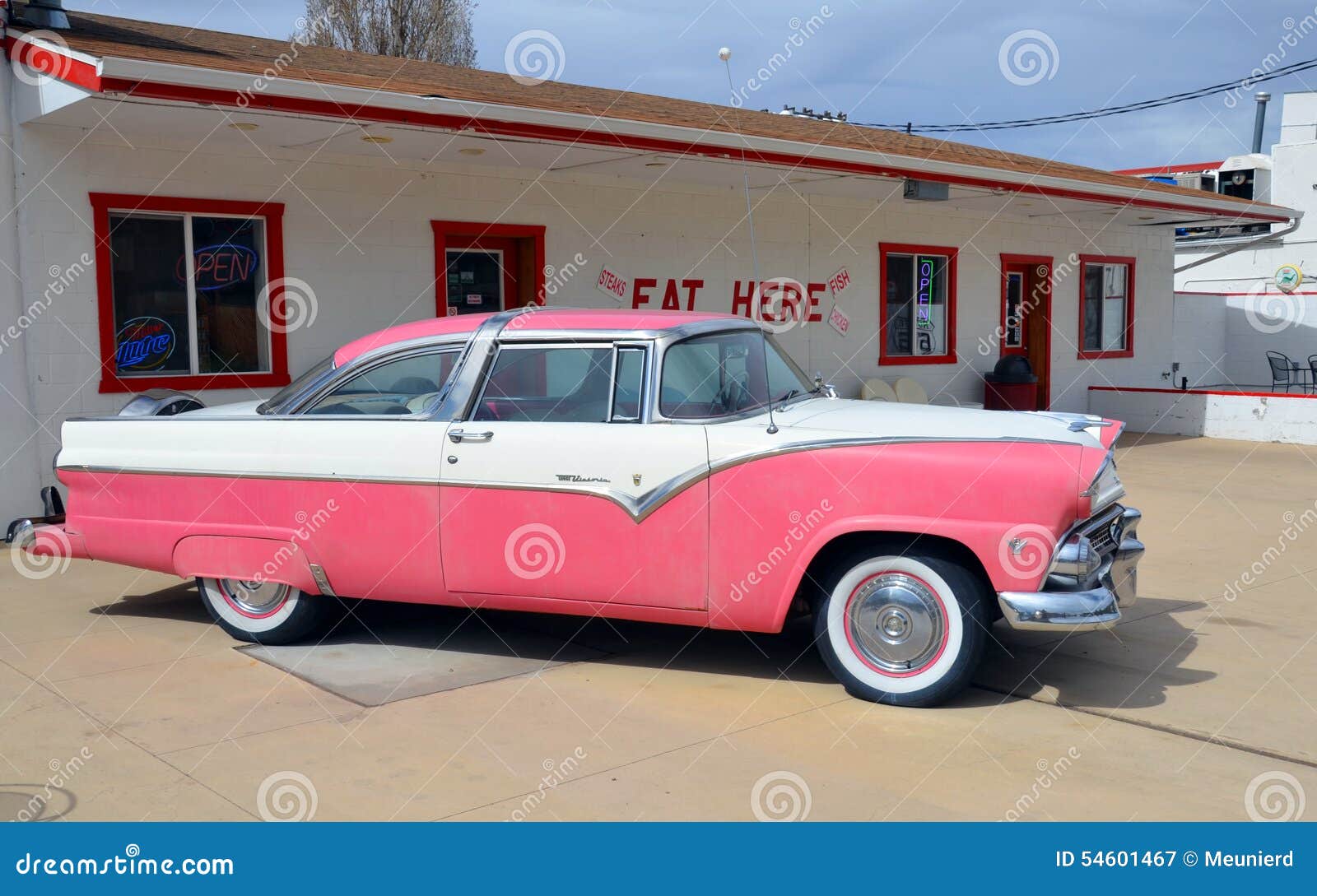 Ford 1955 corona Victoria fotografía editorial. Imagen de nostalgia ...