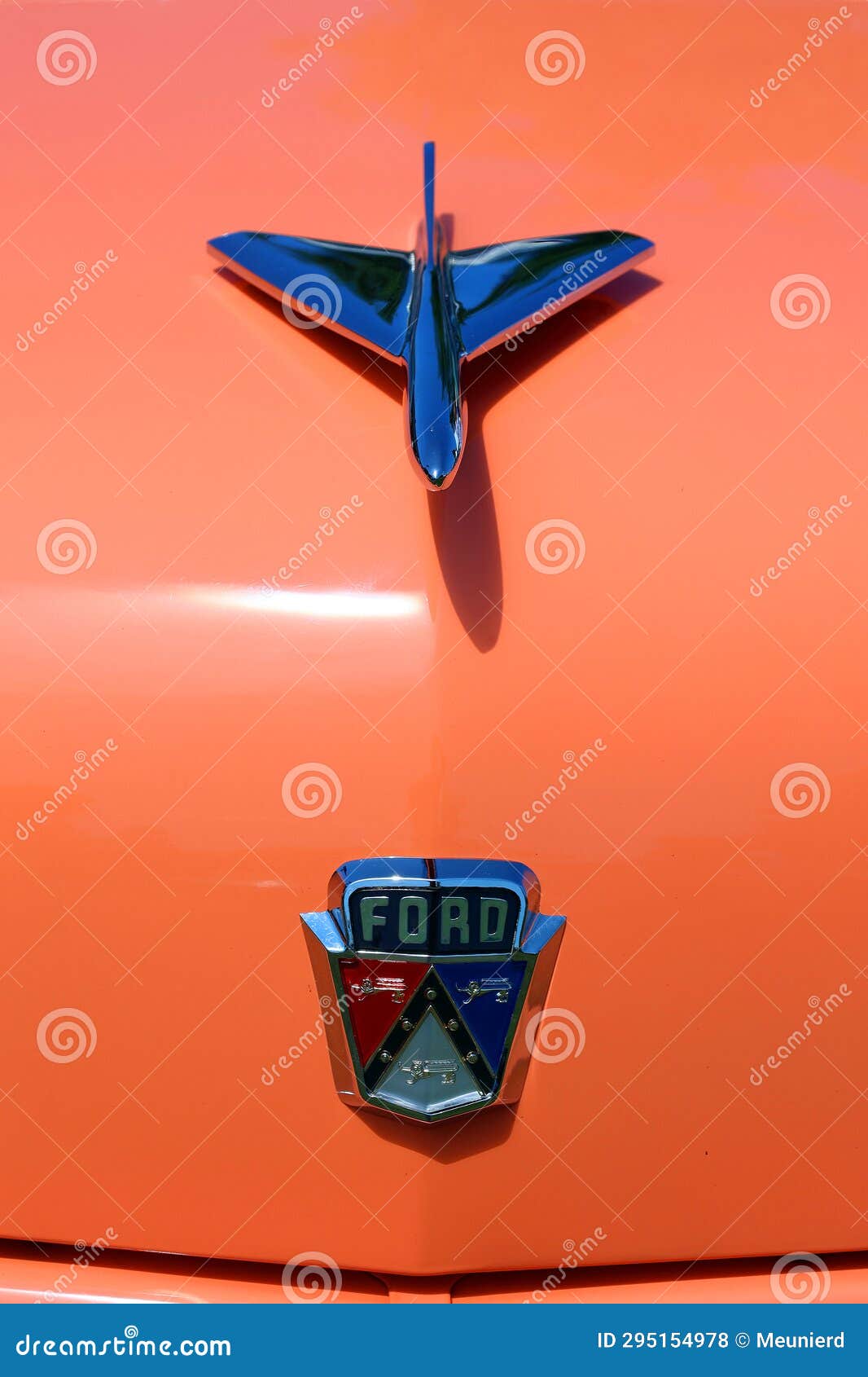 The Ford Crestline 1954 Hood Logo Editorial Stock Photo - Image of 1954 ...