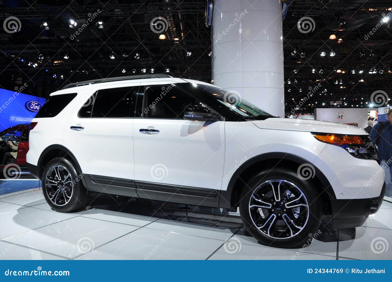 Ford Explorer immagine stock editoriale. Immagine di modello - 24344769