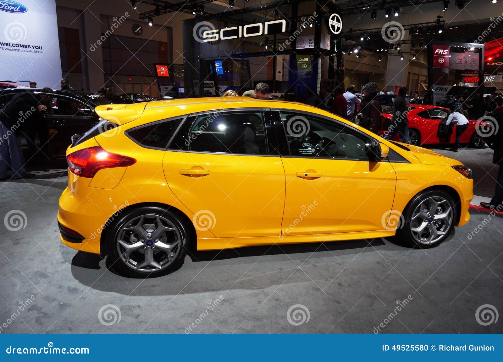 Ford Fiesta amarillo imagen editorial. Imagen de bueno - 49525580