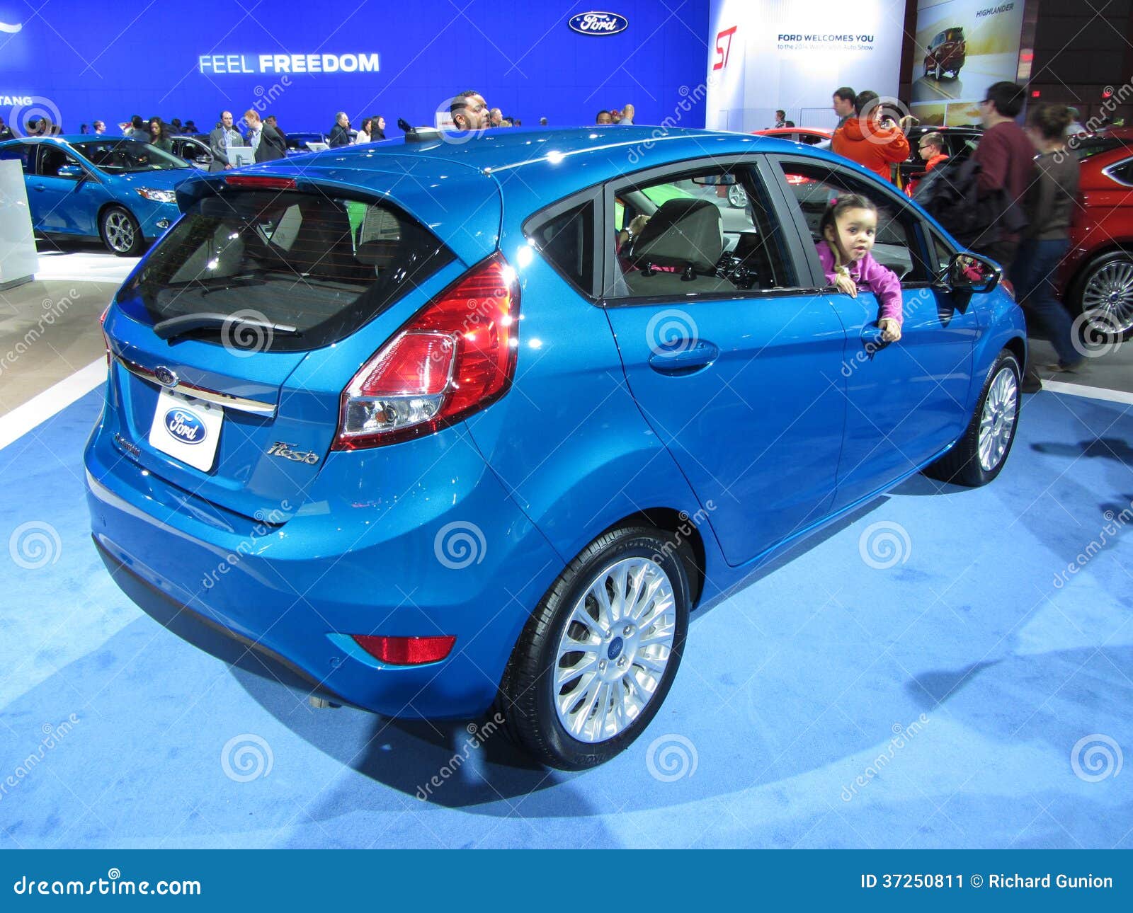 Ford Fiesta azul foto editorial. Imagen de districto - 37250811