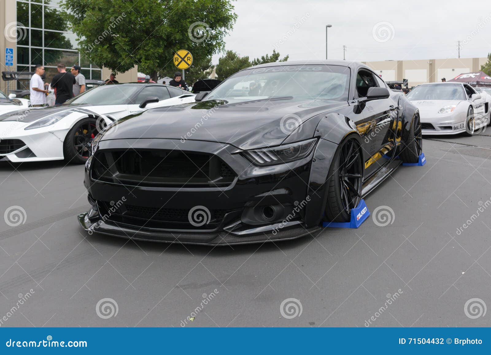 Ford Mustang modificado fotografía editorial. Imagen de costoso - 71504432