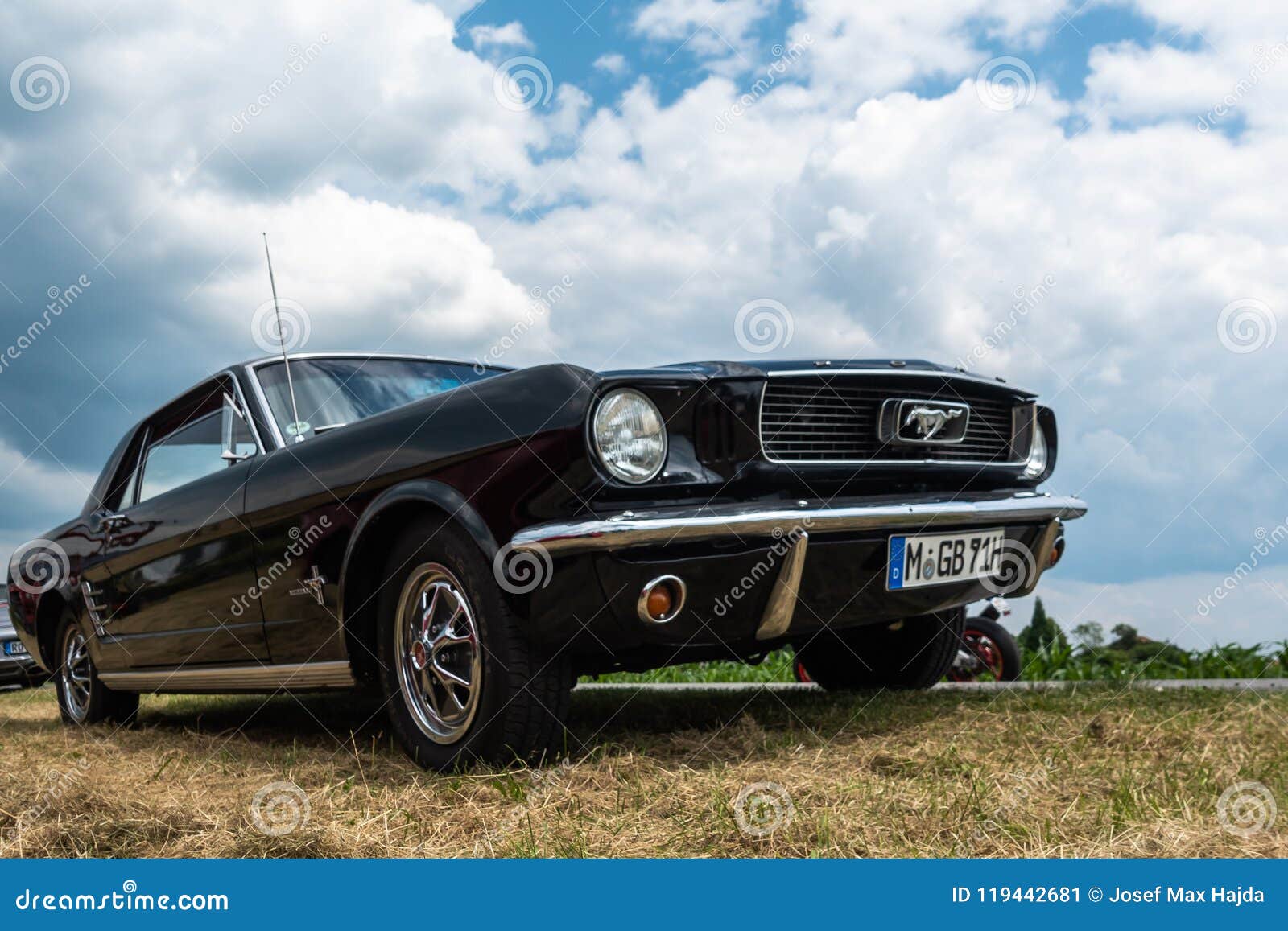 Ford Mustang Oldtimer editorial photo. Image of oldtimer - 119442681