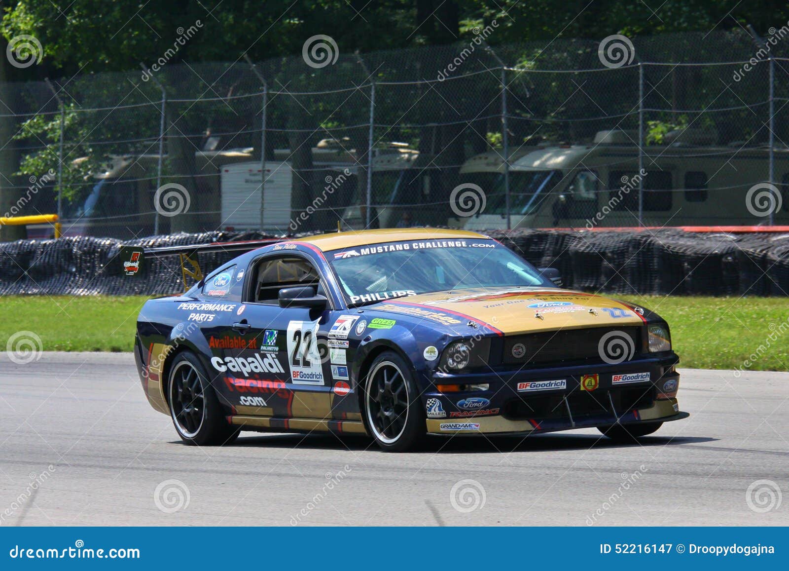 Ford Mustang Racing fotografía editorial. Imagen de casco - 52216147