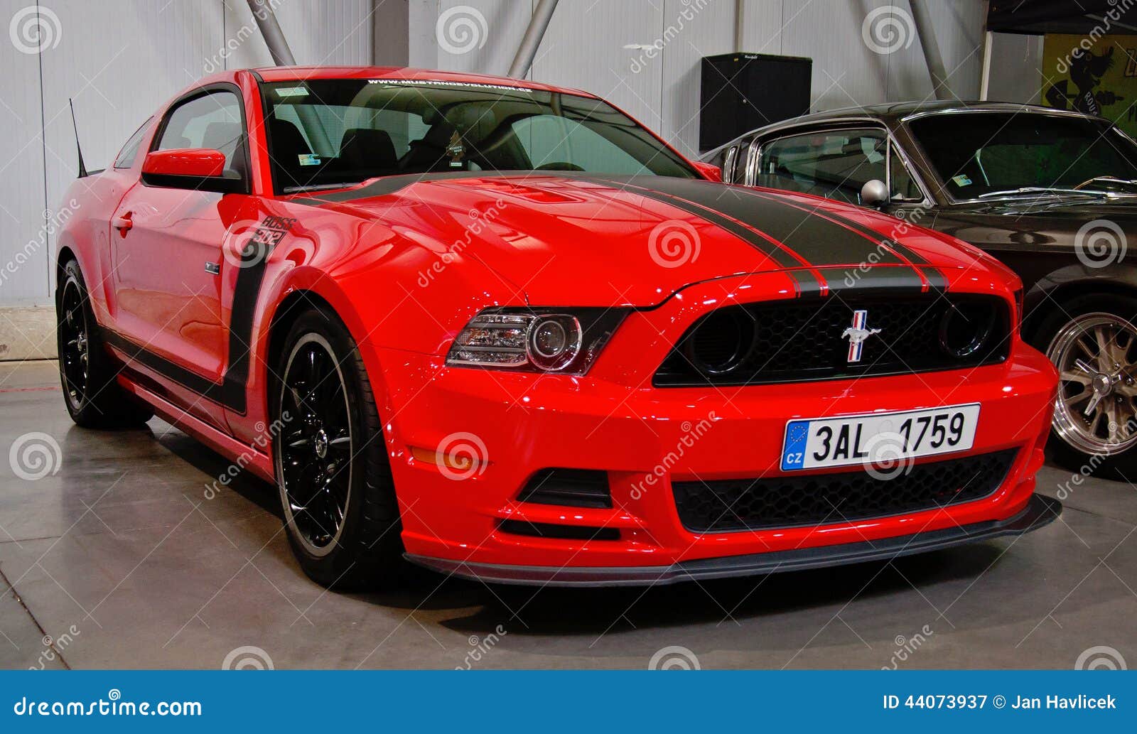 Ford Mustang rojo fotografía editorial. Imagen de controlador - 44073937