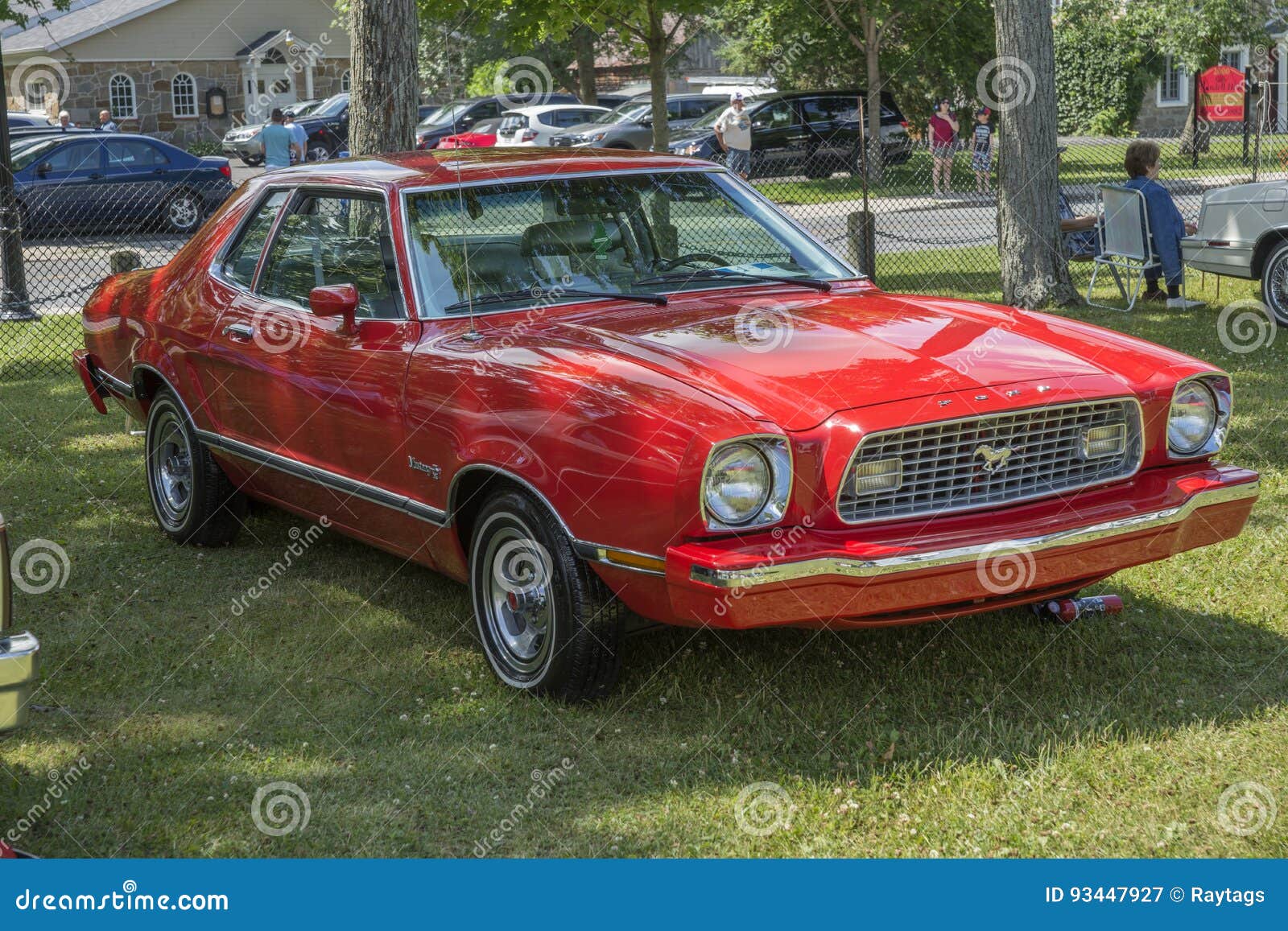 Ford Mustang rouge photographie éditorial. Image du mustang - 93447927