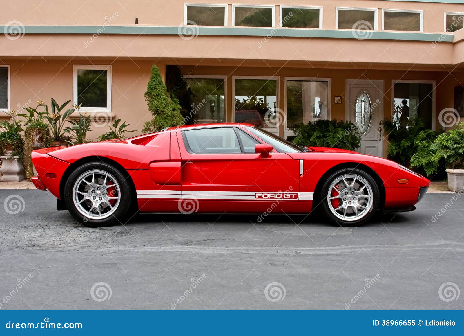 Ford Red GT redactionele afbeelding. Image of legende - 38966655