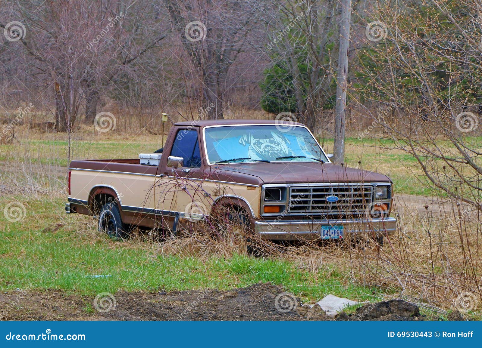 Ford Truck Along Abandonado a Estrada Foto de Stock Editorial - Imagem ...
