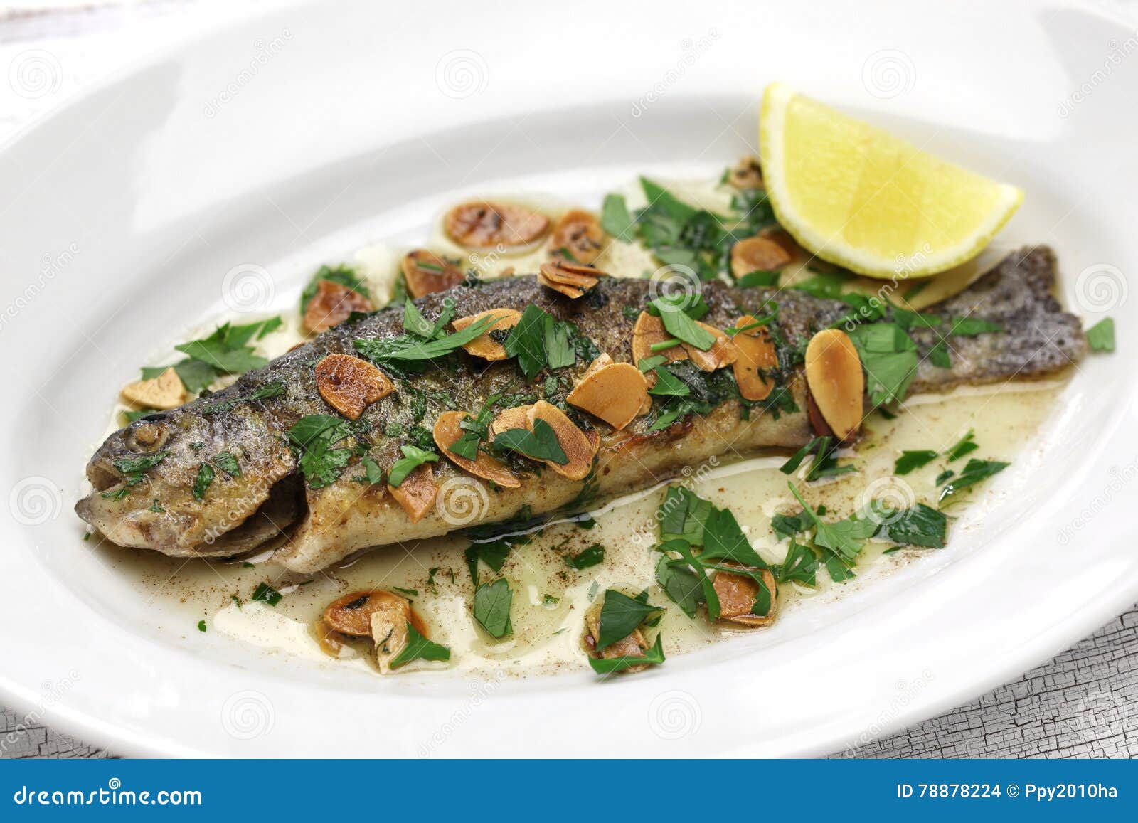 Forelle meuniere Amandine stockfoto. Bild von kreolisch - 78878224