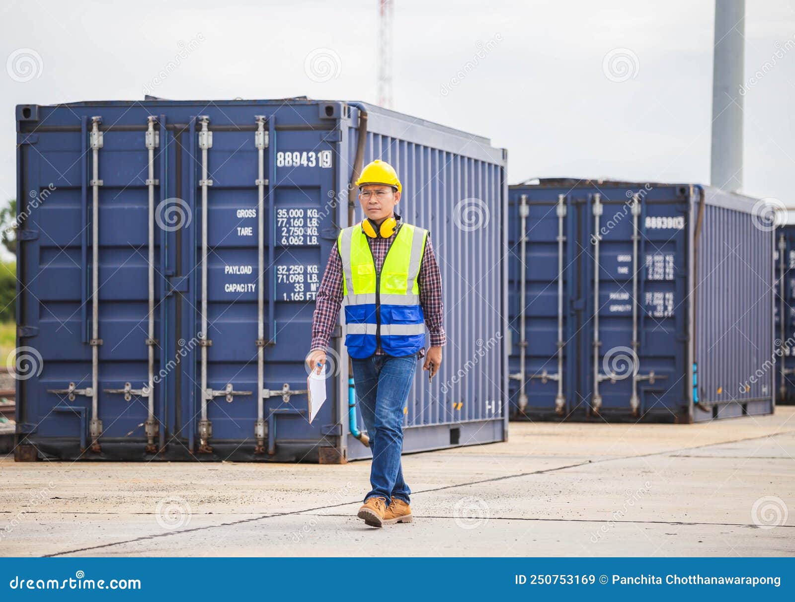 Foreman Dock Worker in Hardhat and Safety Vest Control Loading ...