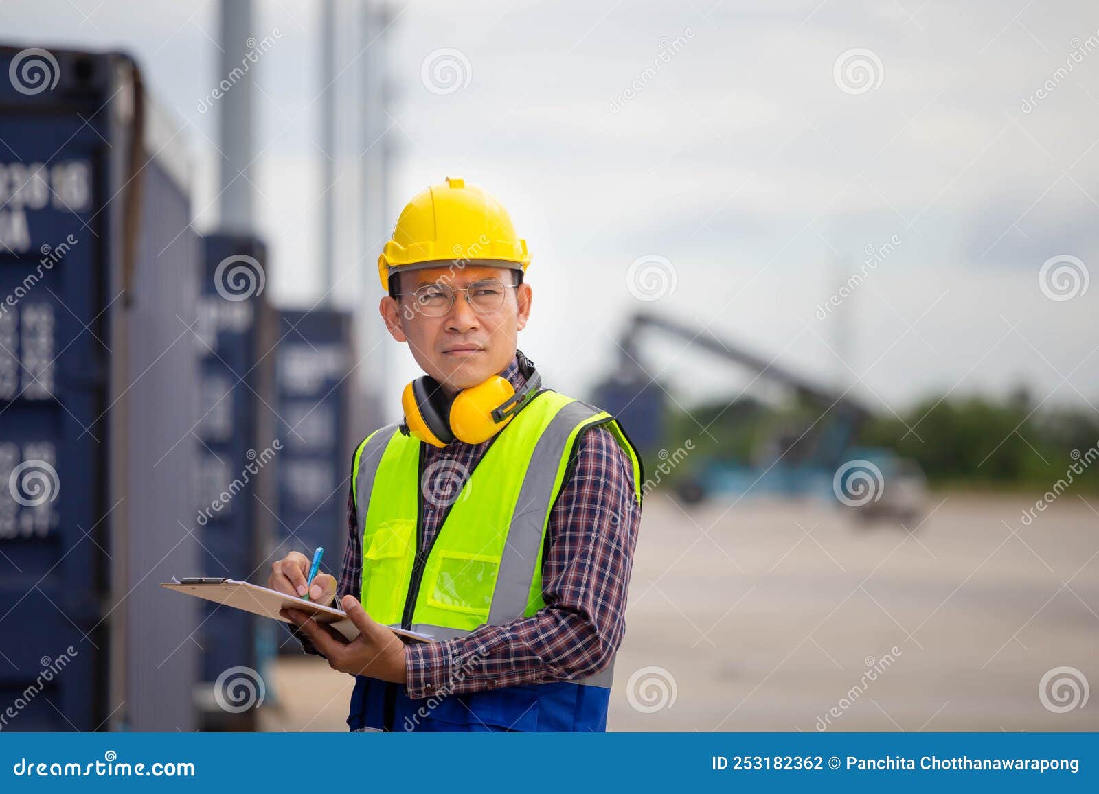 Foreman Dock Worker in Hardhat and Safety Vest Control Loading ...