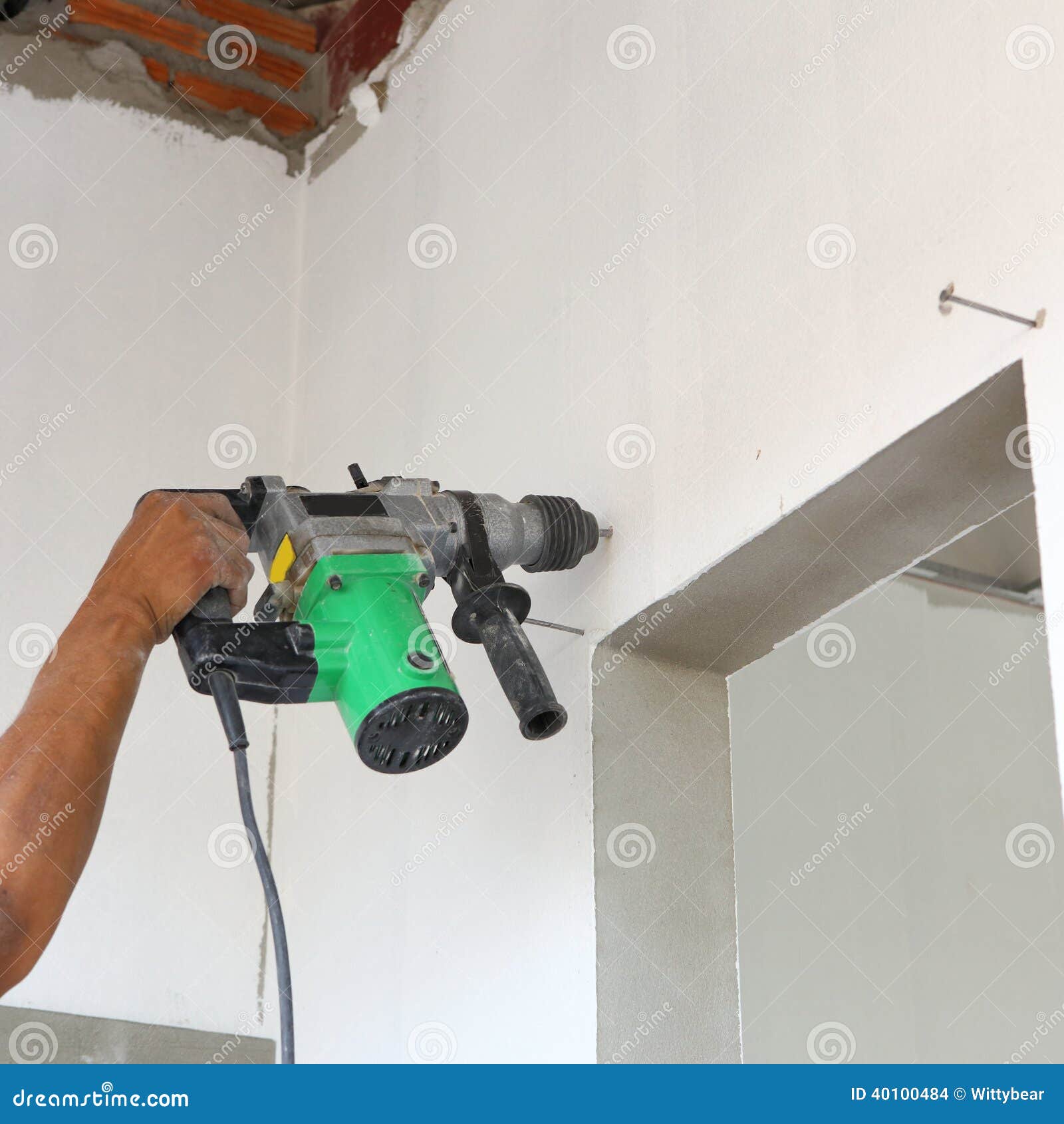 Foreuse D'utilisation De Travailleur Pour Le Mur De Foret Photo stock ...