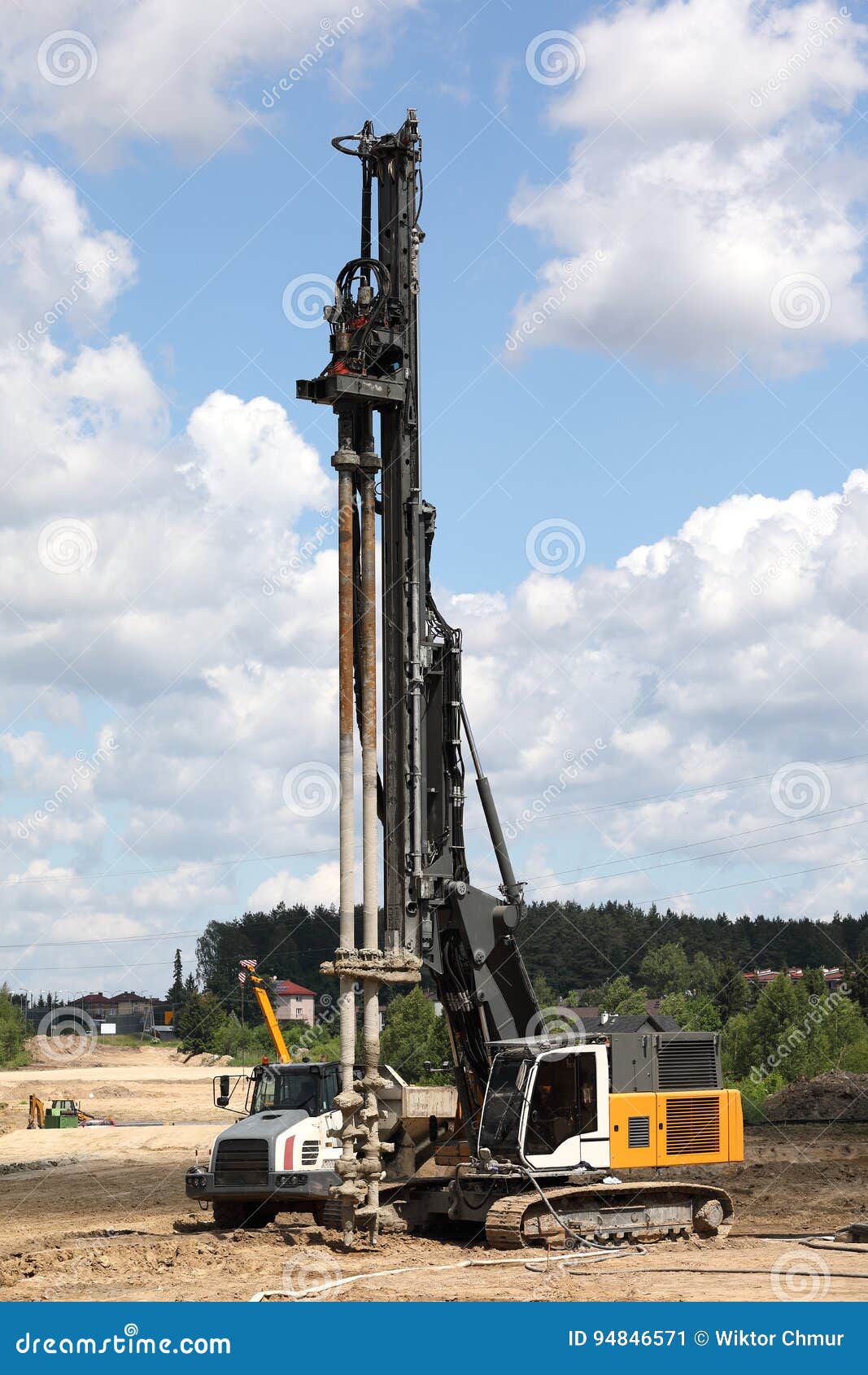 Foreuse et camion image stock. Image du véhicule, foret - 94846571