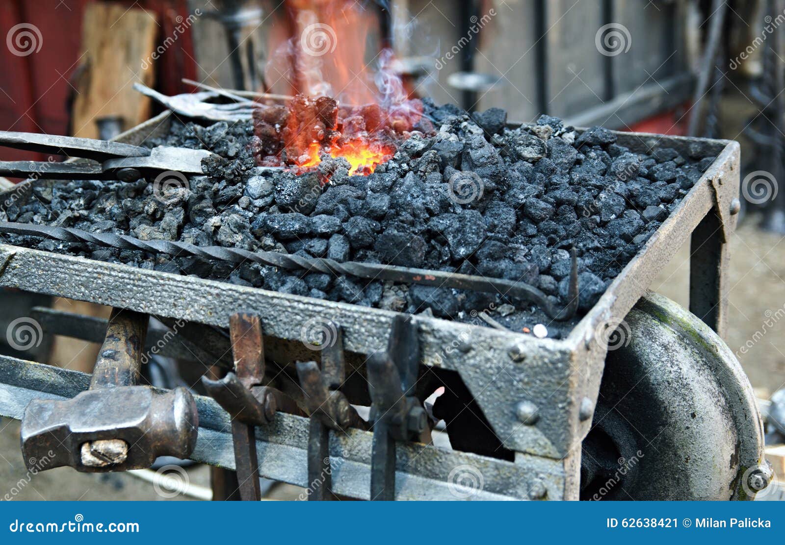 Forge de forgeron image stock. Image du forge, travail - 62638421
