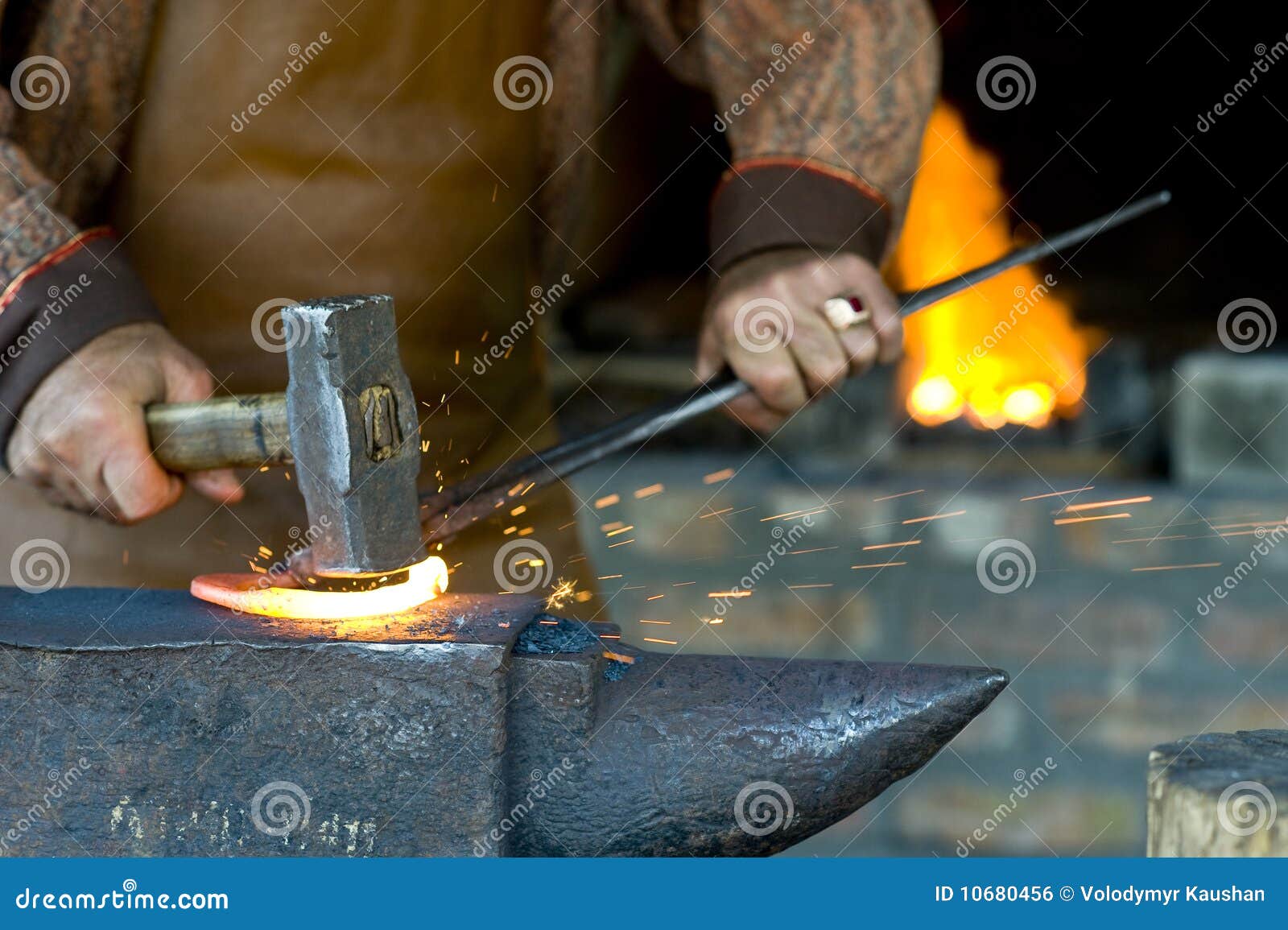 Forgeron photo stock. Image of forgeron, noir, enclume - 10680456