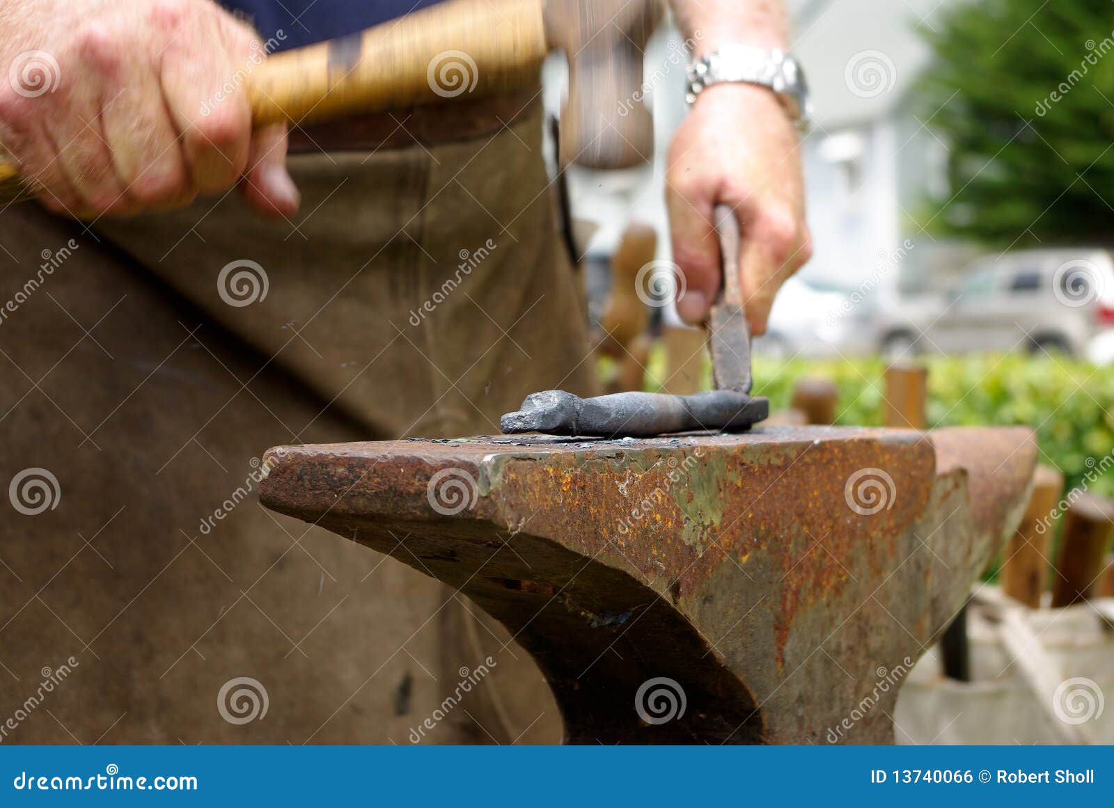 Forgeron photo stock. Image du noir, incendie, enclume - 13740066