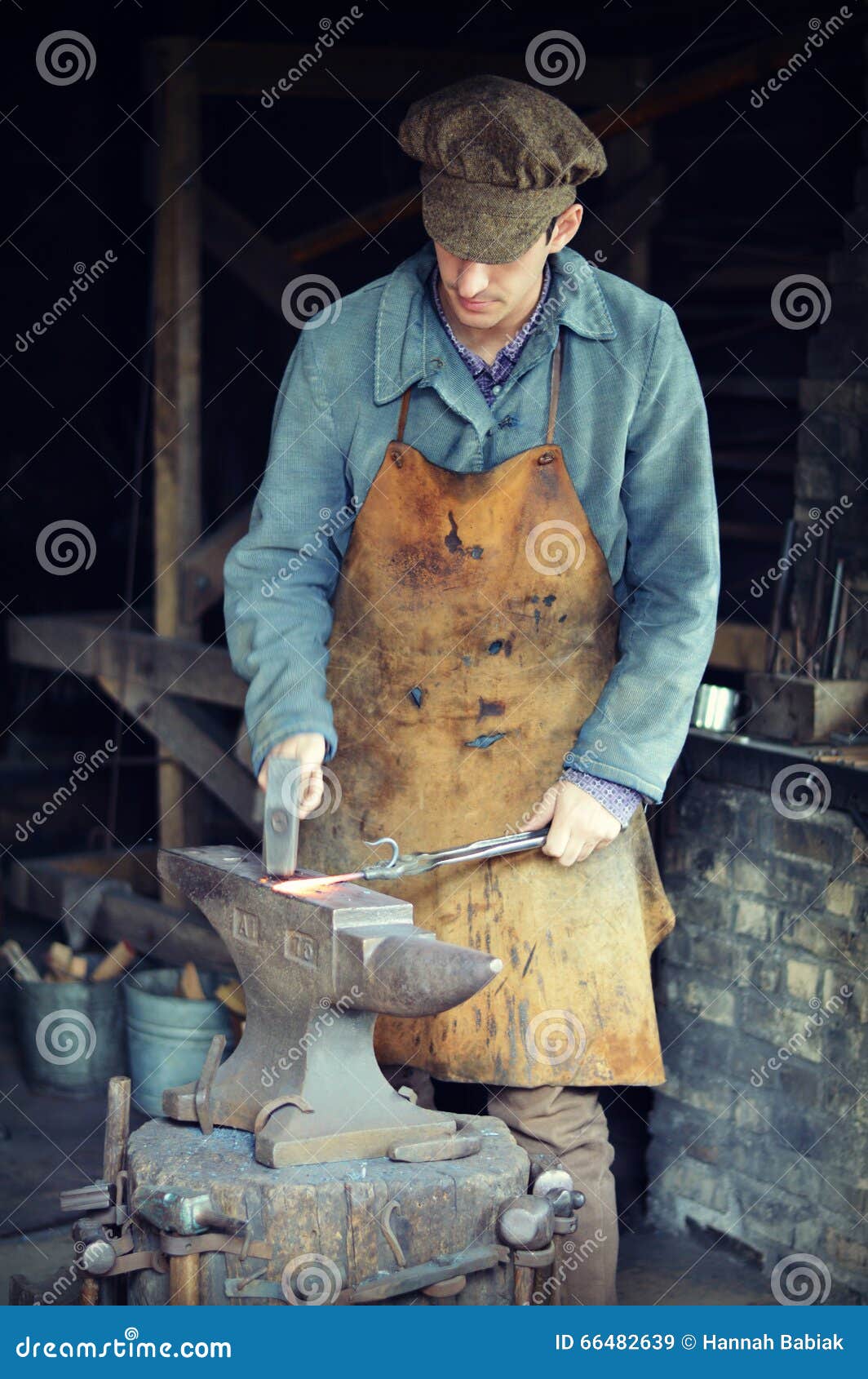 Forgeron image stock éditorial. Image du rougeoie, produit - 66482639