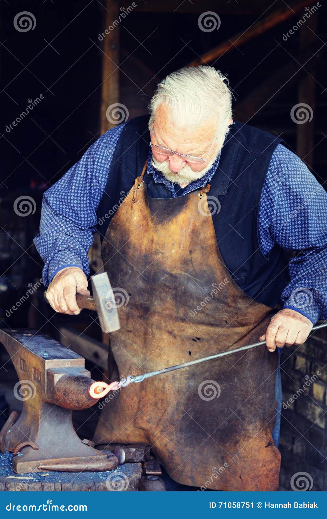 Forgeron photo éditorial. Image du travail, wisconsin - 71058751