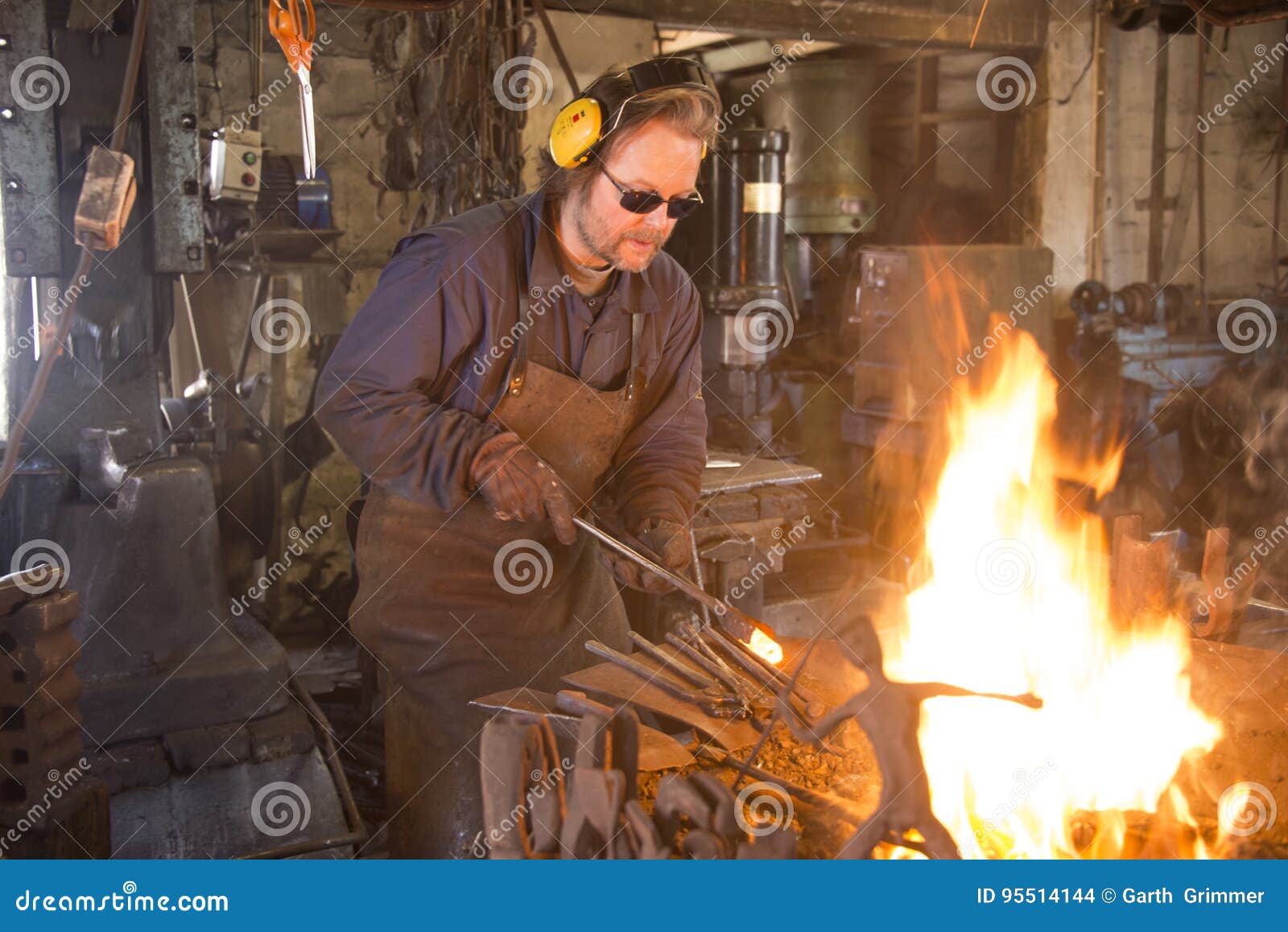 Forgeron au travail image stock éditorial. Image of blacksmithing ...