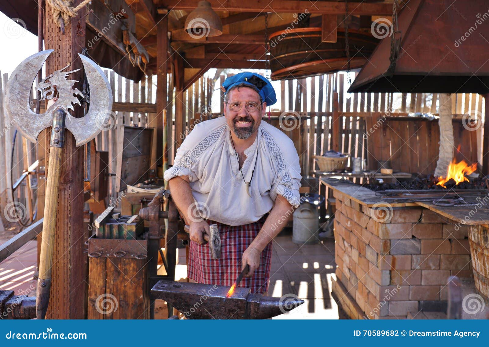 Forgeron Forging Metal Avec Le Marteau Photographie éditorial - Image ...