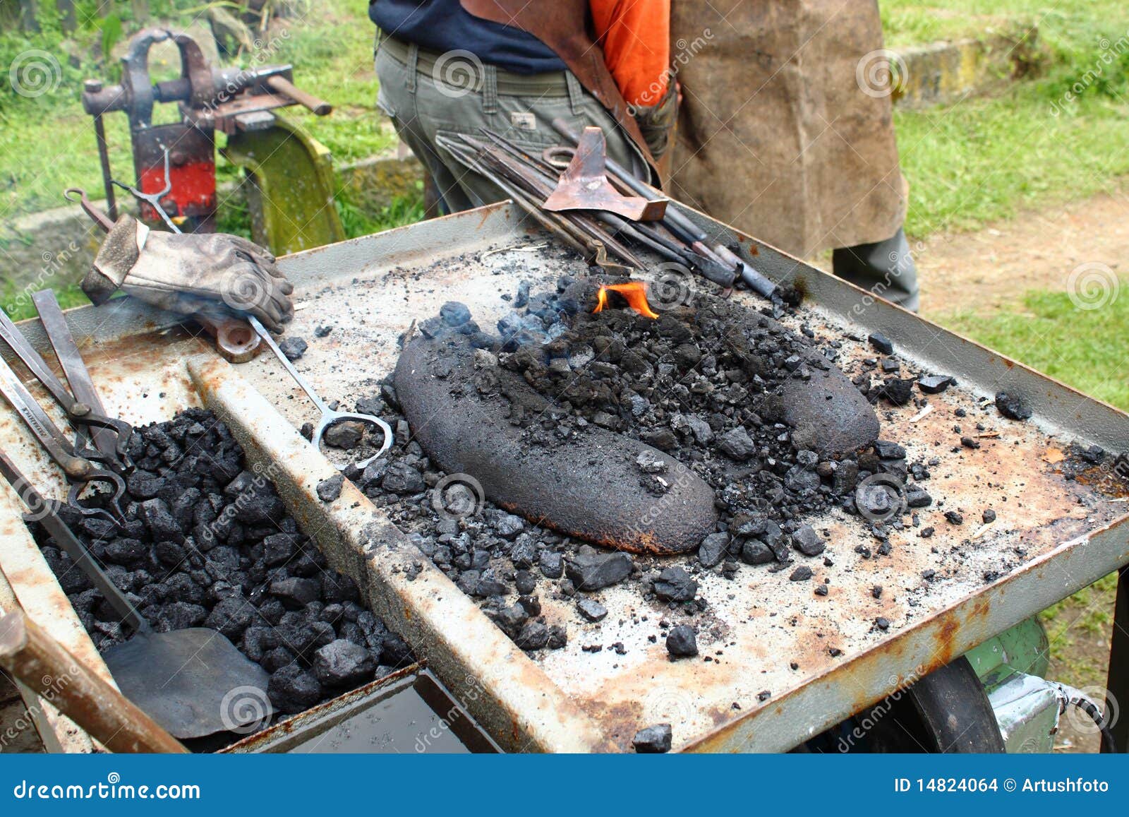 Forgia del fabbro fotografia stock. Immagine di martello - 14824064