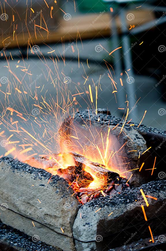 Forja imagem de stock. Imagem de preto, lenha, flama - 123395295