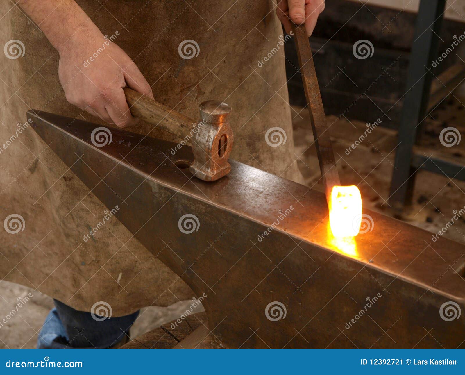 Forja imagen de archivo. Imagen de forjado, material - 12392721